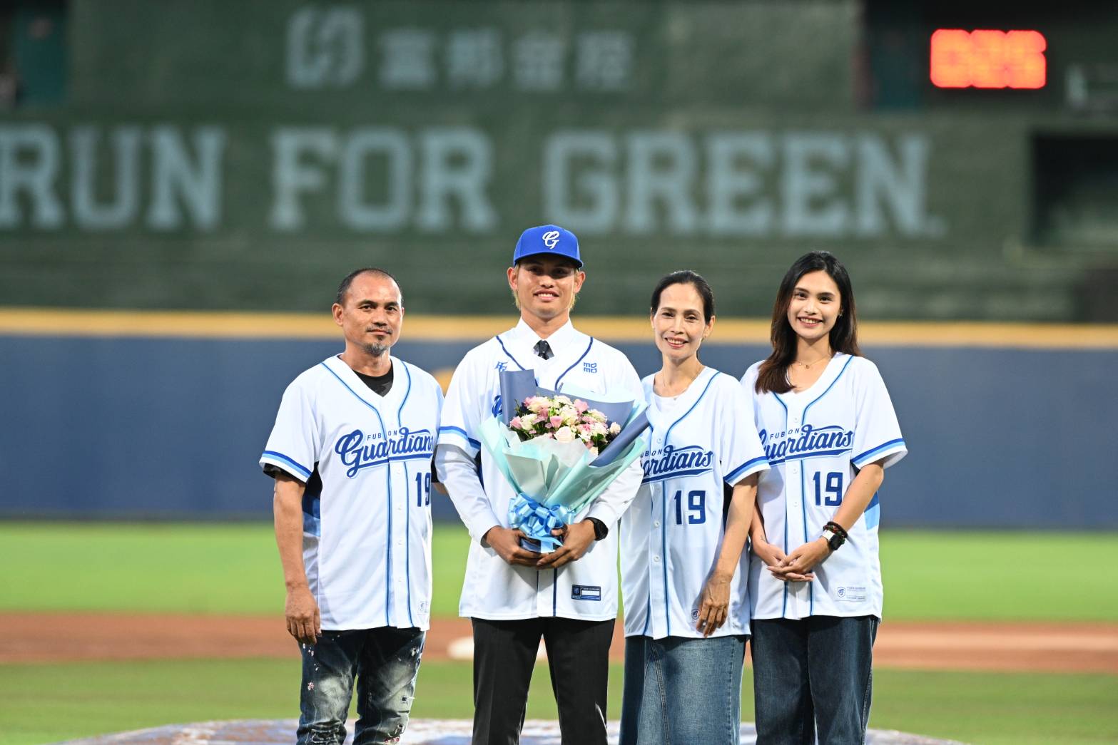 富邦悍將》影／首度體驗一軍球迷應援氣氛 張奕：1到9局都在喊很厲害 - TSNA體育新聞團隊