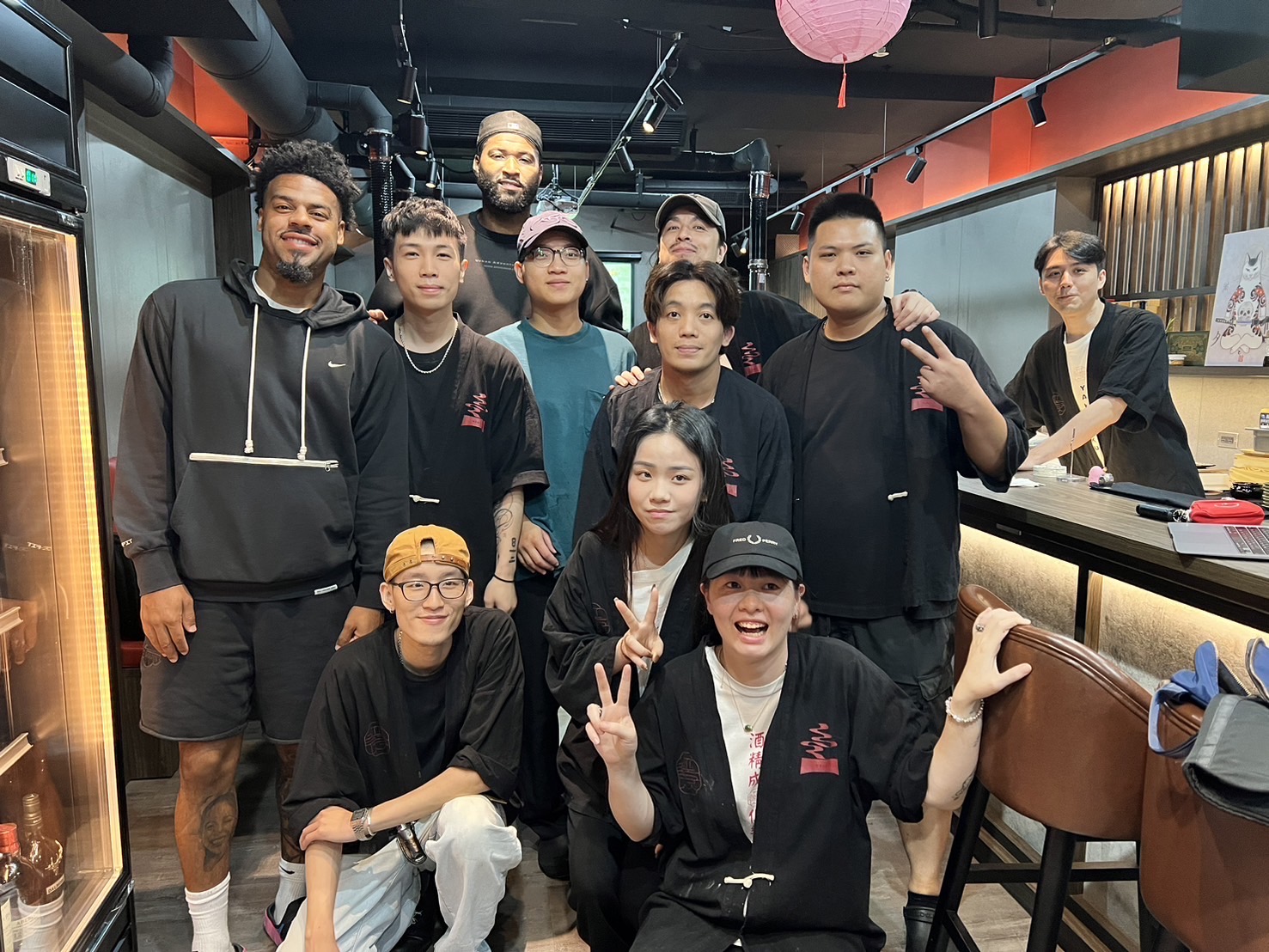 TAT》卡森斯、庫克抵台吃燒肉「烤上隱」 吸引粉絲門外等 - TSNA體育新聞團隊