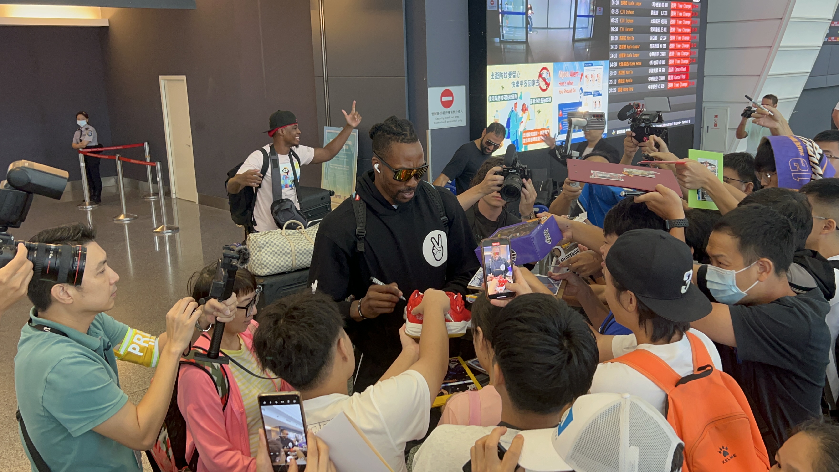 TAT》霍華德旋風來台！ 機場吸引上百球迷等候 - TSNA體育新聞團隊