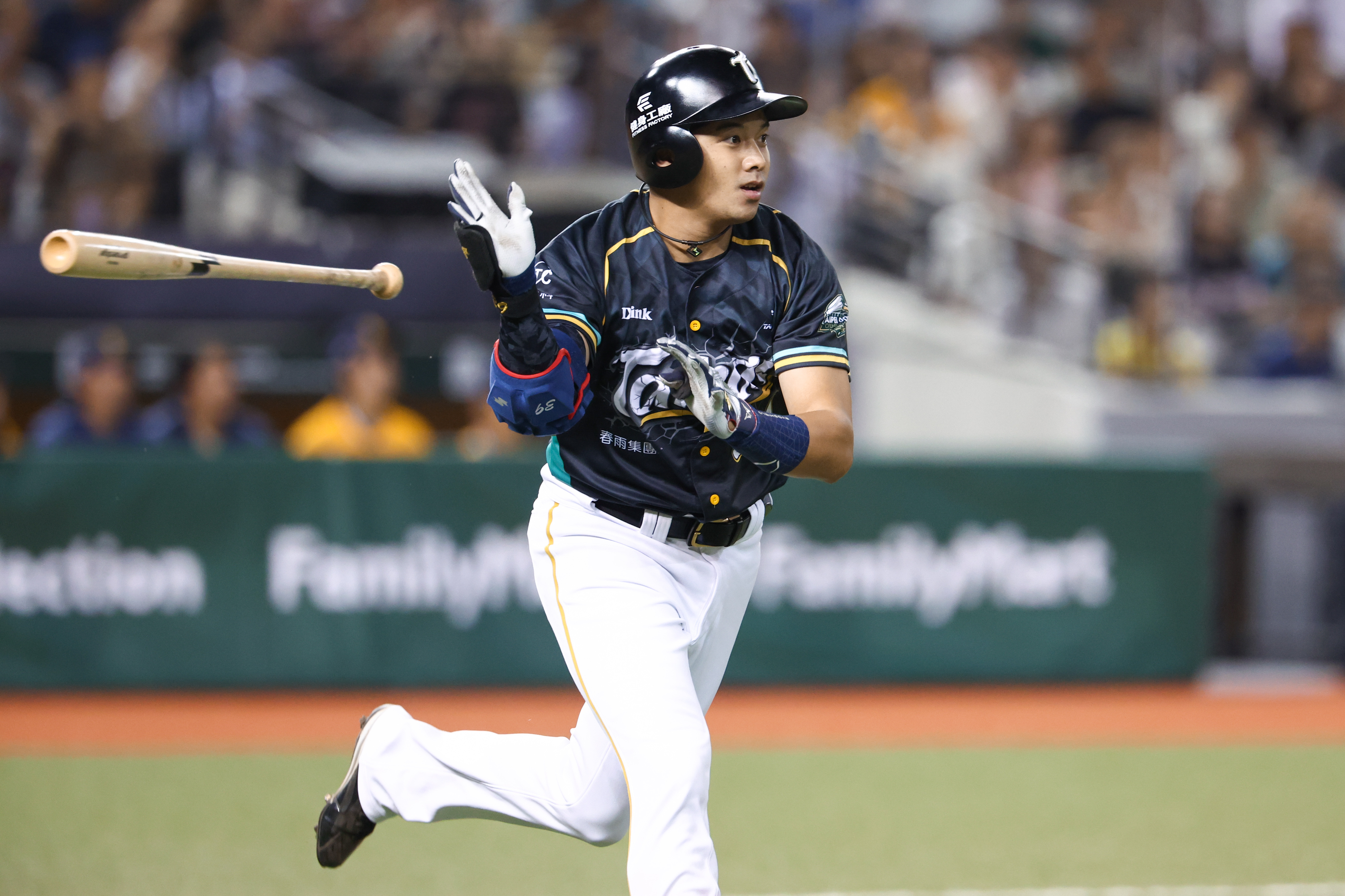 台鋼雄鷹》吳念庭近4戰7分打點 大巨蛋限定版球衣打6場終於贏了 - TSNA體育新聞團隊