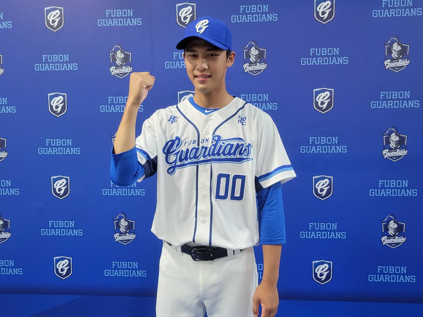 富邦悍將》第4指名左投陳品宏穿上00號球衣 談到球隊笑很開心：最欣賞陳仕朋 - TSNA體育新聞團隊