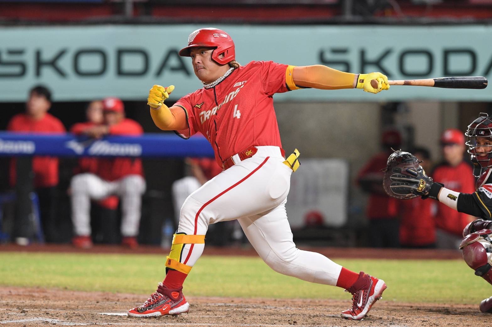 味全龍》戴上閃亮亮項鍊比賽超吸睛 球員間大流行 - TSNA體育新聞團隊