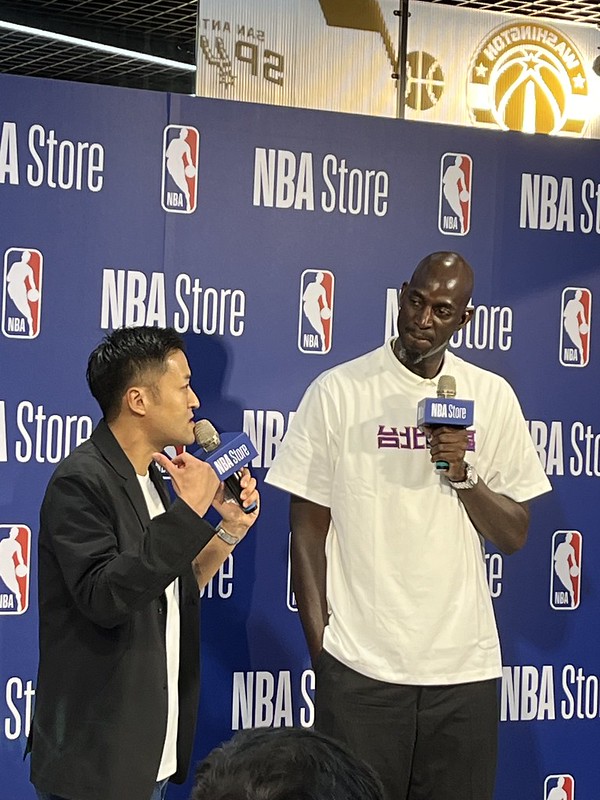 NBA》NBA Store重現臺北東區 KG現身與小球員尬投籃機 - TSNA體育新聞團隊