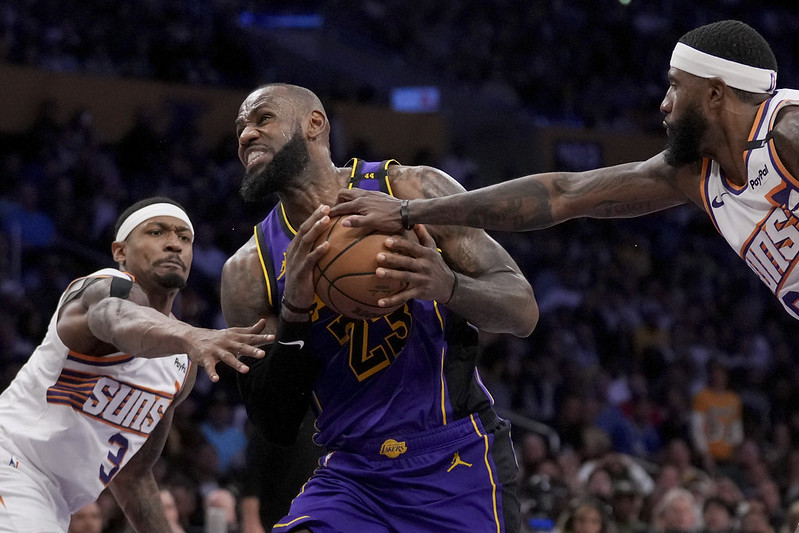 NBA》3星得分20+擊退太陽3巨頭 湖人14年來首度開季連勝 - TSNA體育新聞團隊