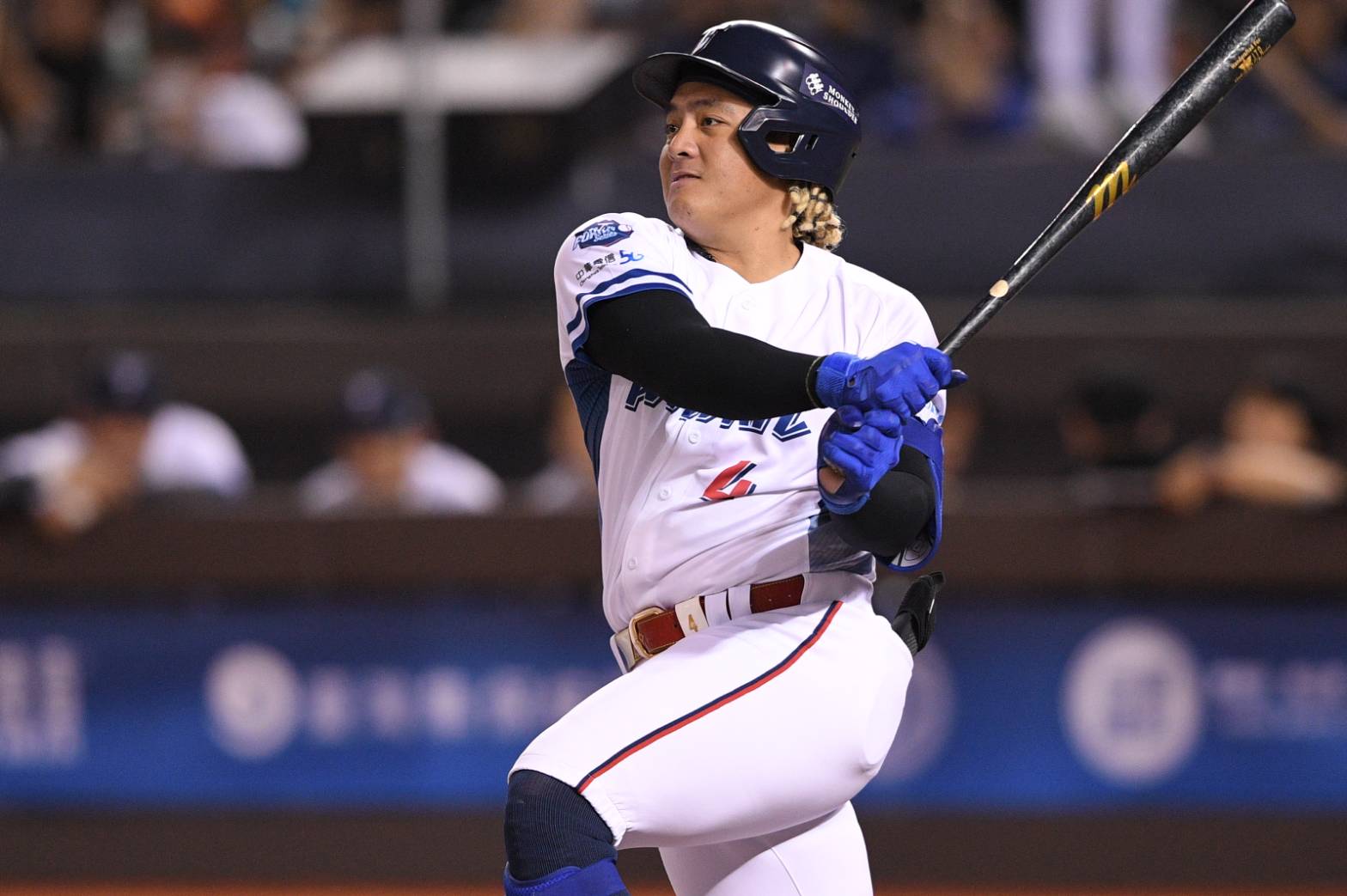 12強賽》奪冠太興奮 吉力吉撈．鞏冠拔走東京巨蛋二壘壘包 - TSNA體育新聞團隊