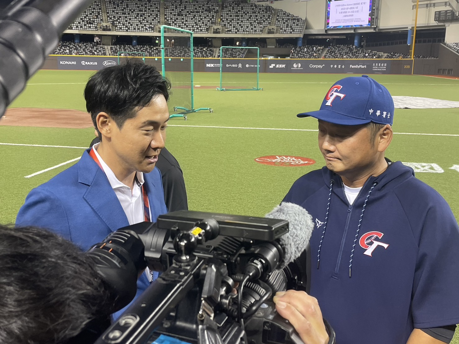 12強賽》日本電視台賽前訪問曾豪駒 「期待陳柏清投9局」 - TSNA體育新聞團隊