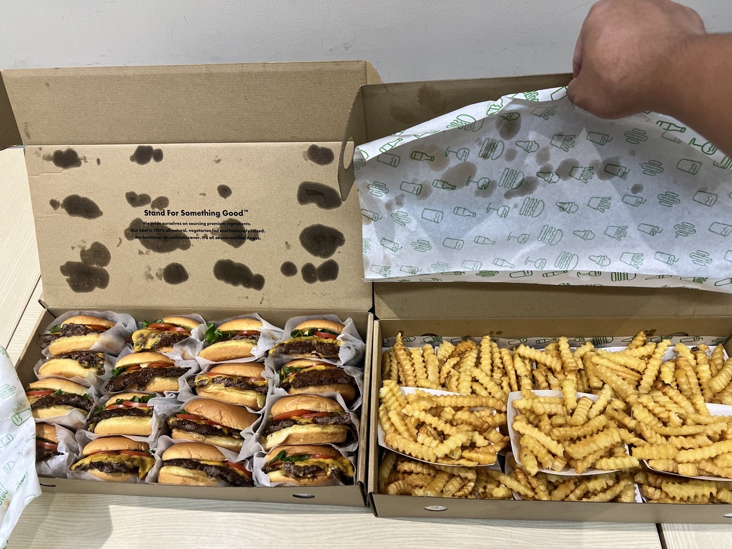 12強賽》宋家豪大手筆！ 請中華隊全體吃紐約最好吃漢堡 - TSNA體育新聞團隊