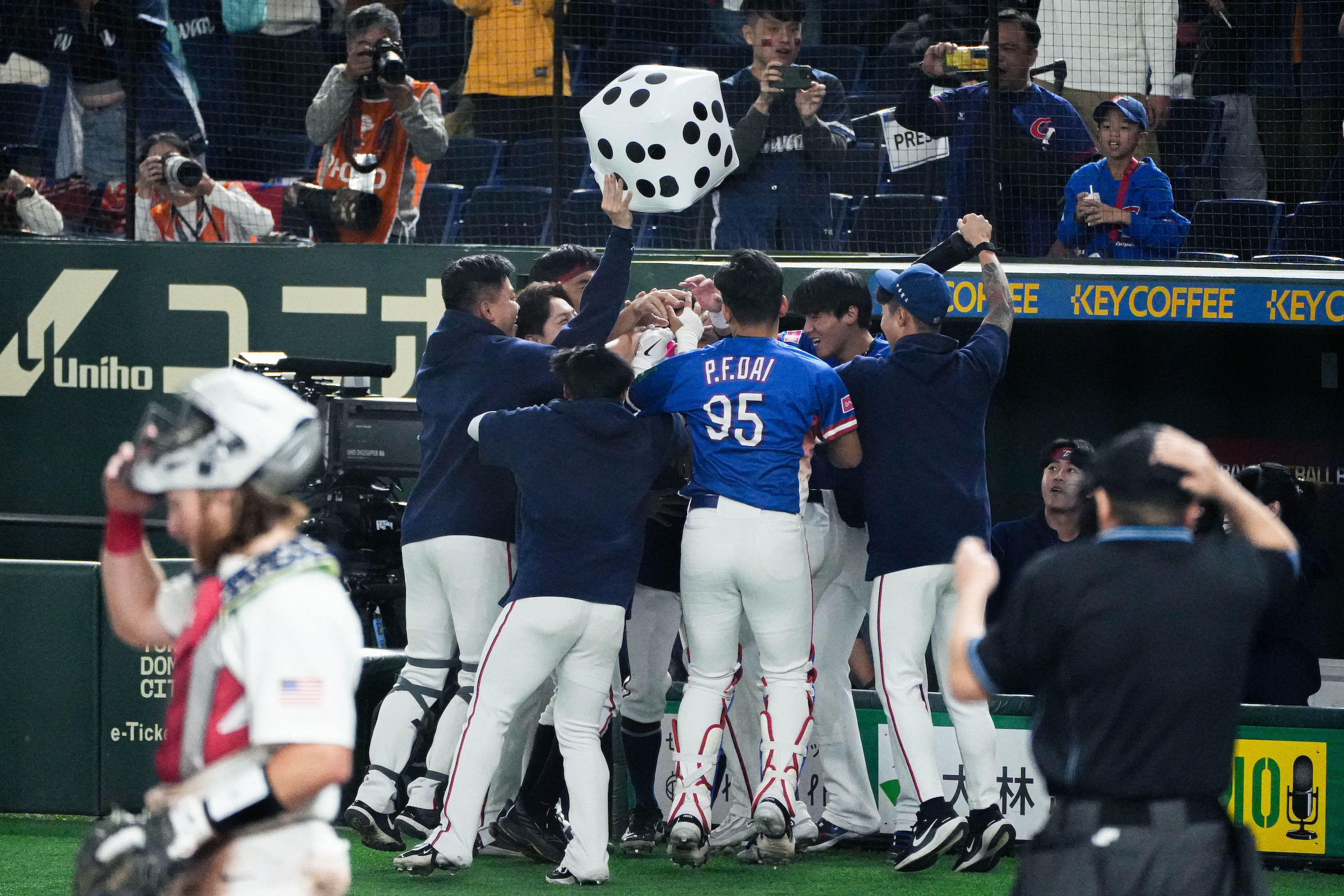 12強賽》日媒好奇中華隊大骰子 詢問台媒女記者得知骰到6是幸運 - TSNA體育新聞團隊
