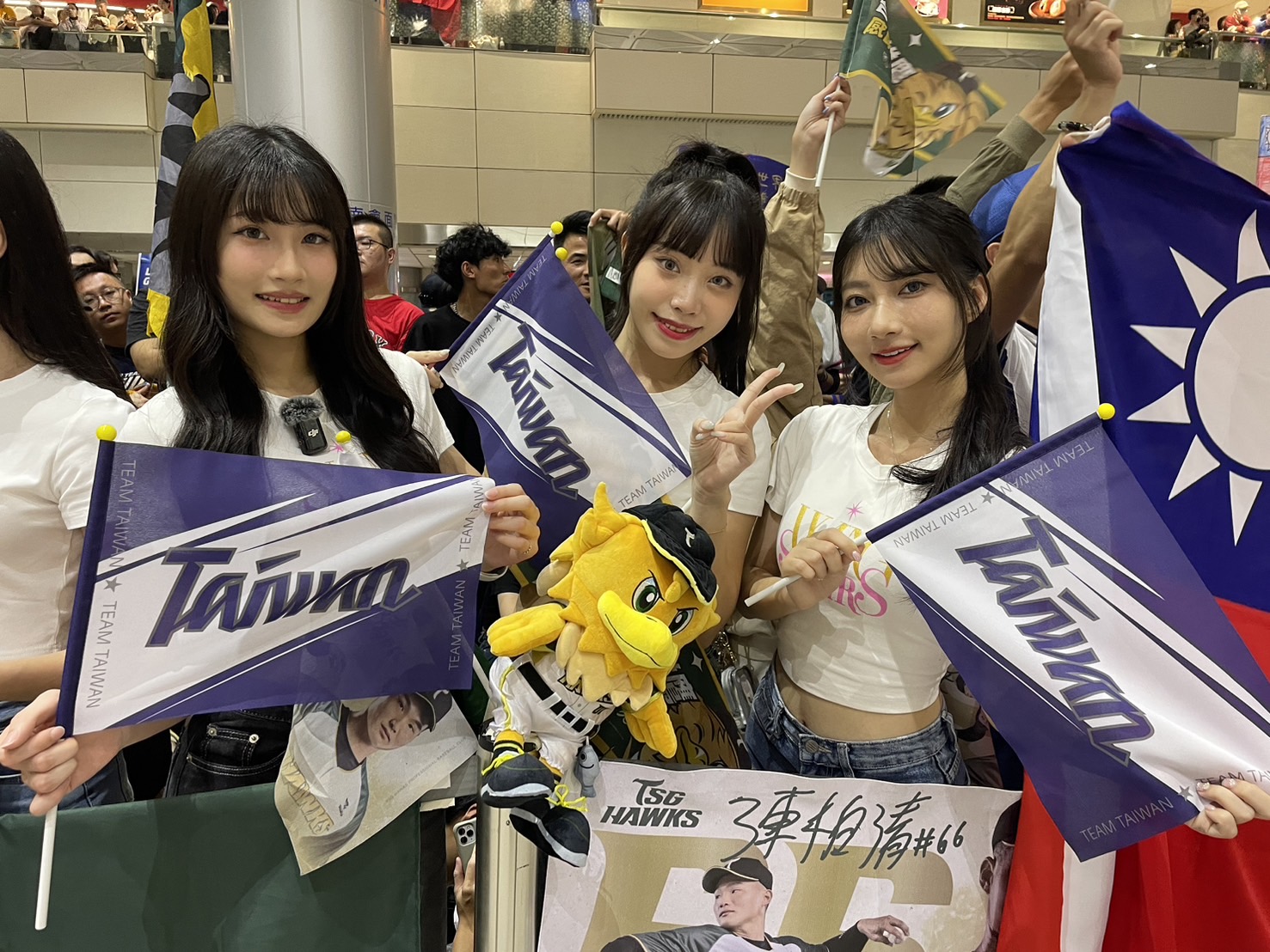 12強賽》台鋼女神一粒也來接機！ 現場擠爆千位球迷 - TSNA體育新聞團隊