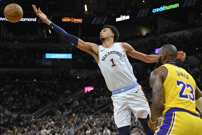 NBA》Wembanyama獨木難支 AD、LBJ率湖人終結馬刺4連勝 - TSNA體育新聞團隊