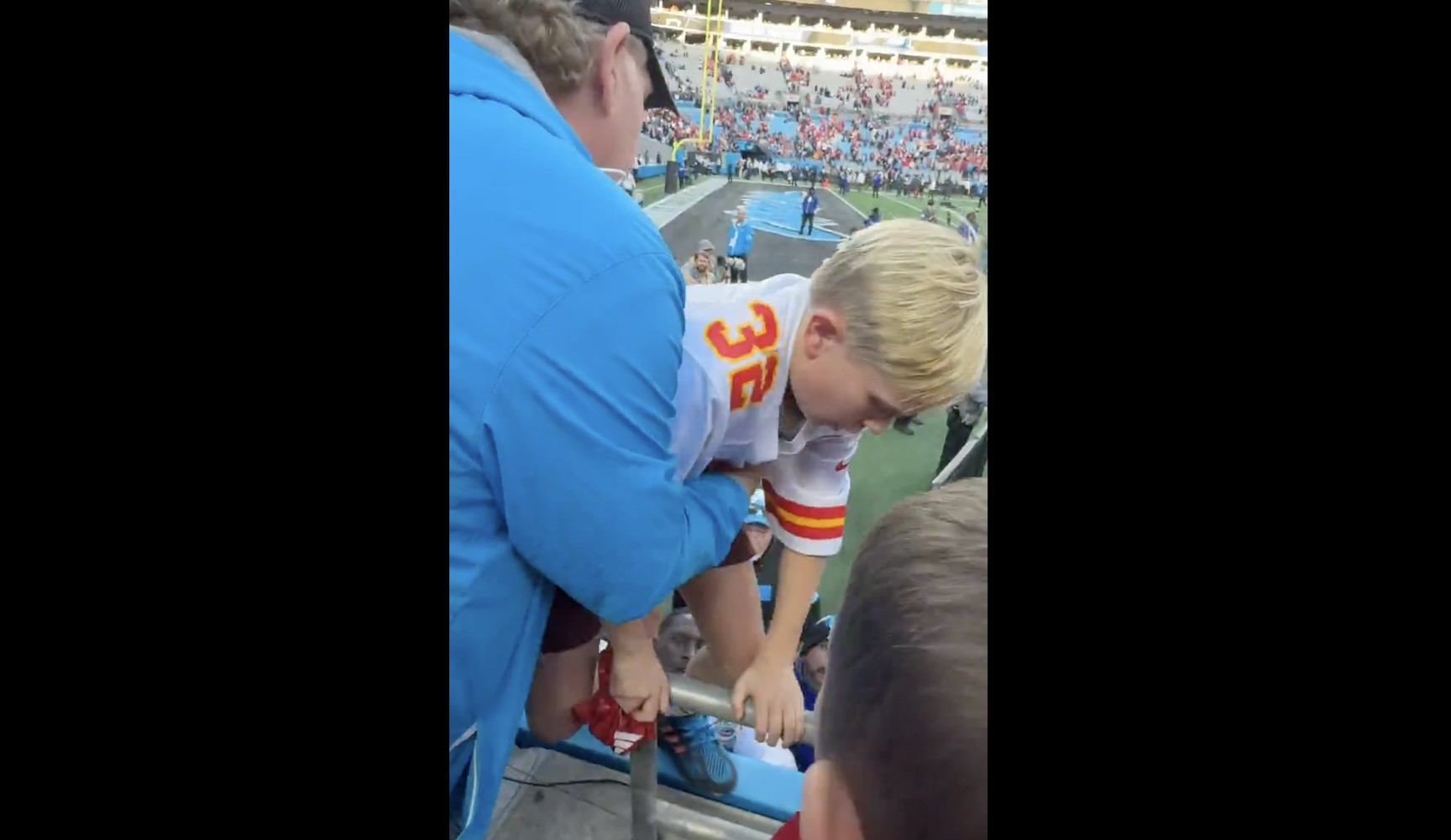 NFL》影／小孩不慎墜落觀眾席 球員及時接住 - TSNA體育新聞團隊