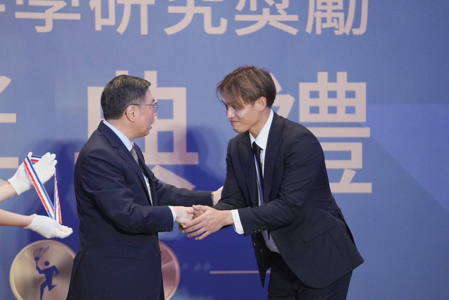 國光獎章頒獎》12強威力強大！張奕看周杰倫演唱會 全身包緊緊還是被認出來 - TSNA體育新聞團隊