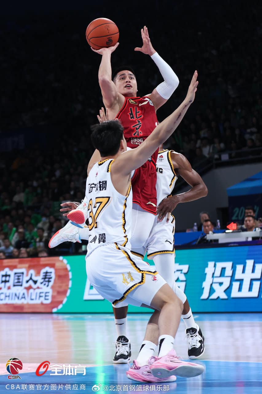 CBA》陳盈駿腳踝韌帶損傷 在救護車上還拿手機關注比賽 - TSNA體育新聞團隊