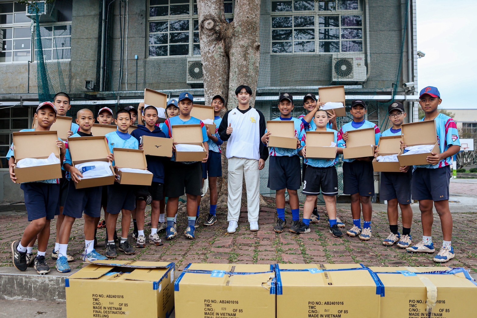 日職》張峻瑋回饋母校卑南國中 贈送35雙運動鞋 - TSNA體育新聞團隊