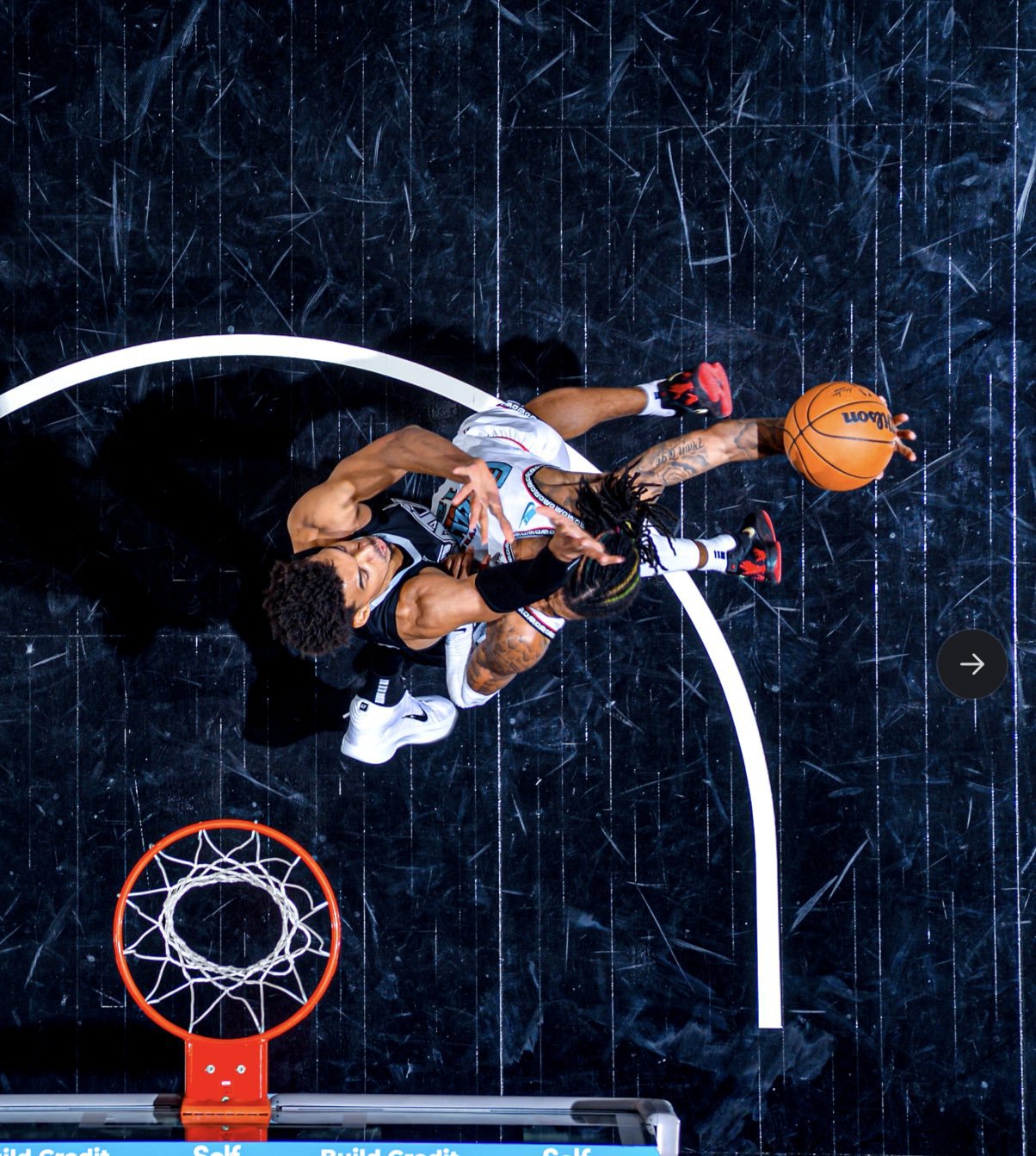 NBA》影／畫面震撼 Ja Morant隔扣Wembanyama - TSNA體育新聞團隊