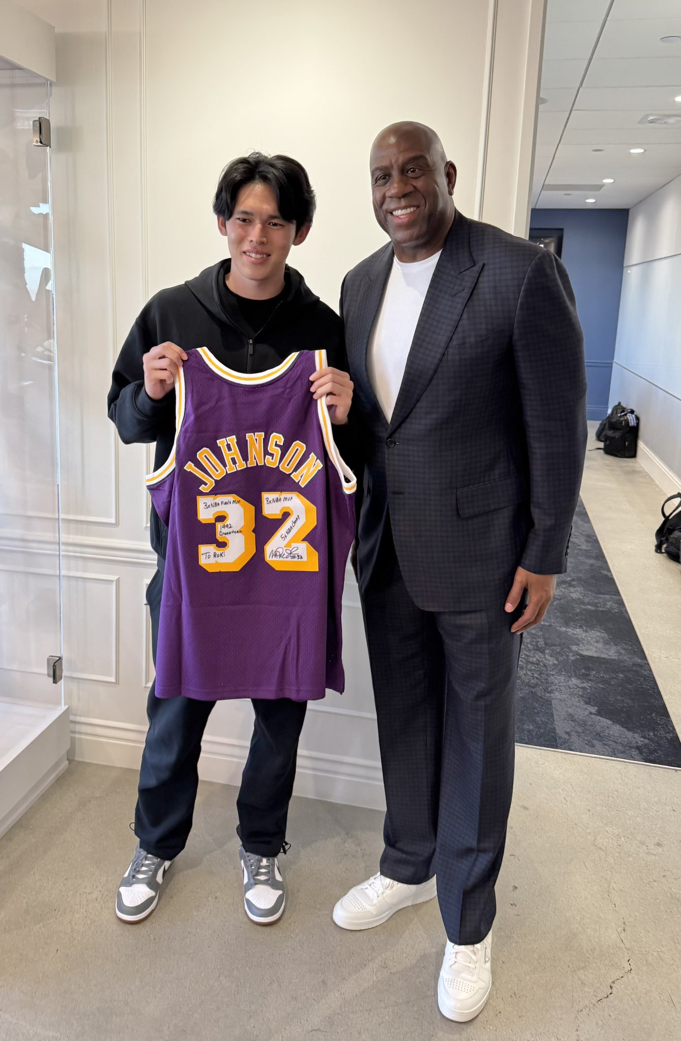 MLB》道奇老闆之一魔術強森熱烈歡迎 佐佐木朗希拿著他的NBA球衣 - TSNA體育新聞團隊