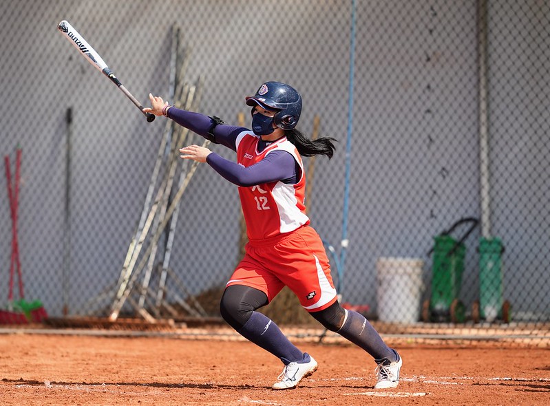 大專女壘》鄧宇媜連2天3之3猛打 暨大4局12分痛擊高師取8連勝 - TSNA體育新聞團隊