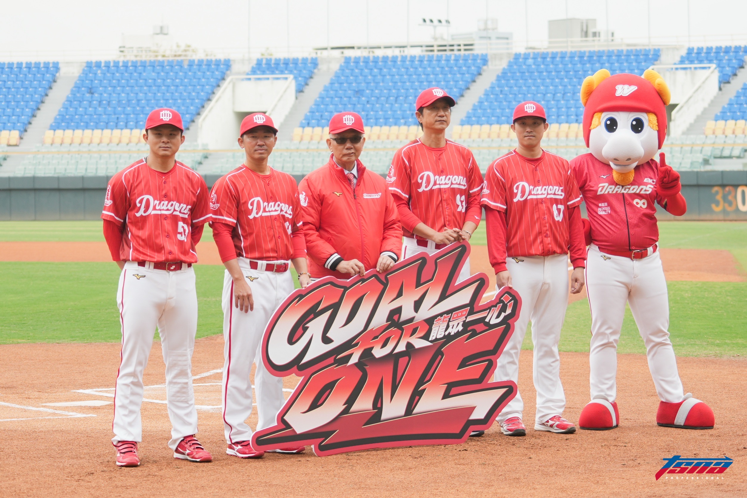 味全龍》30年前就有機會披龍袍 丘昌榮來第2天感受球員強烈自主性 - TSNA體育新聞團隊