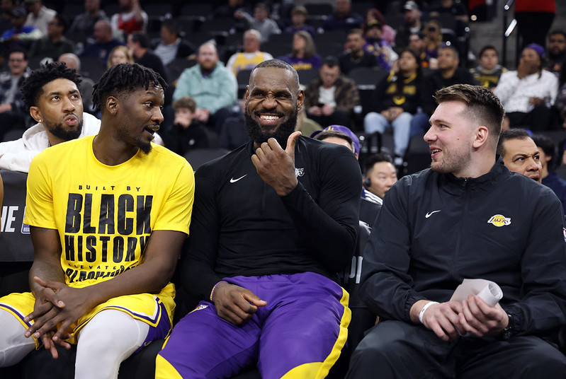 NBA》驚天交易後湖人首戰大勝快艇 LBJ、 Dončić相談甚歡 - TSNA體育新聞團隊