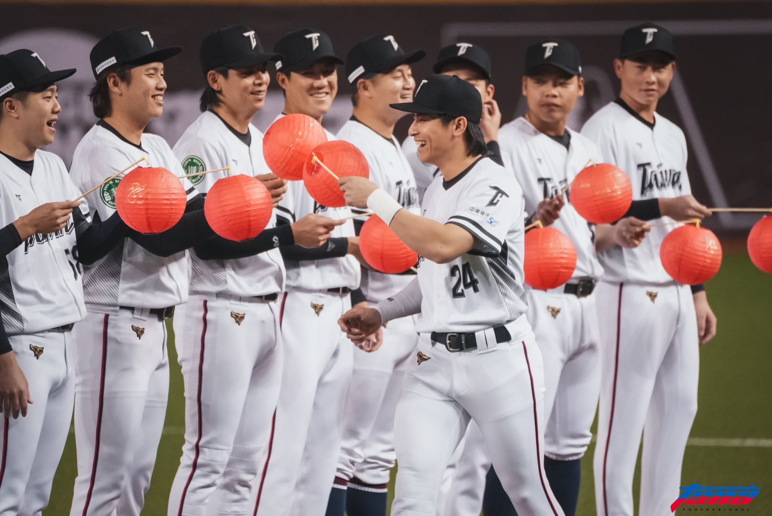 台韓交流賽》元宵節應景 中華隊教練、選手提燈籠出場 - TSNA體育新聞團隊