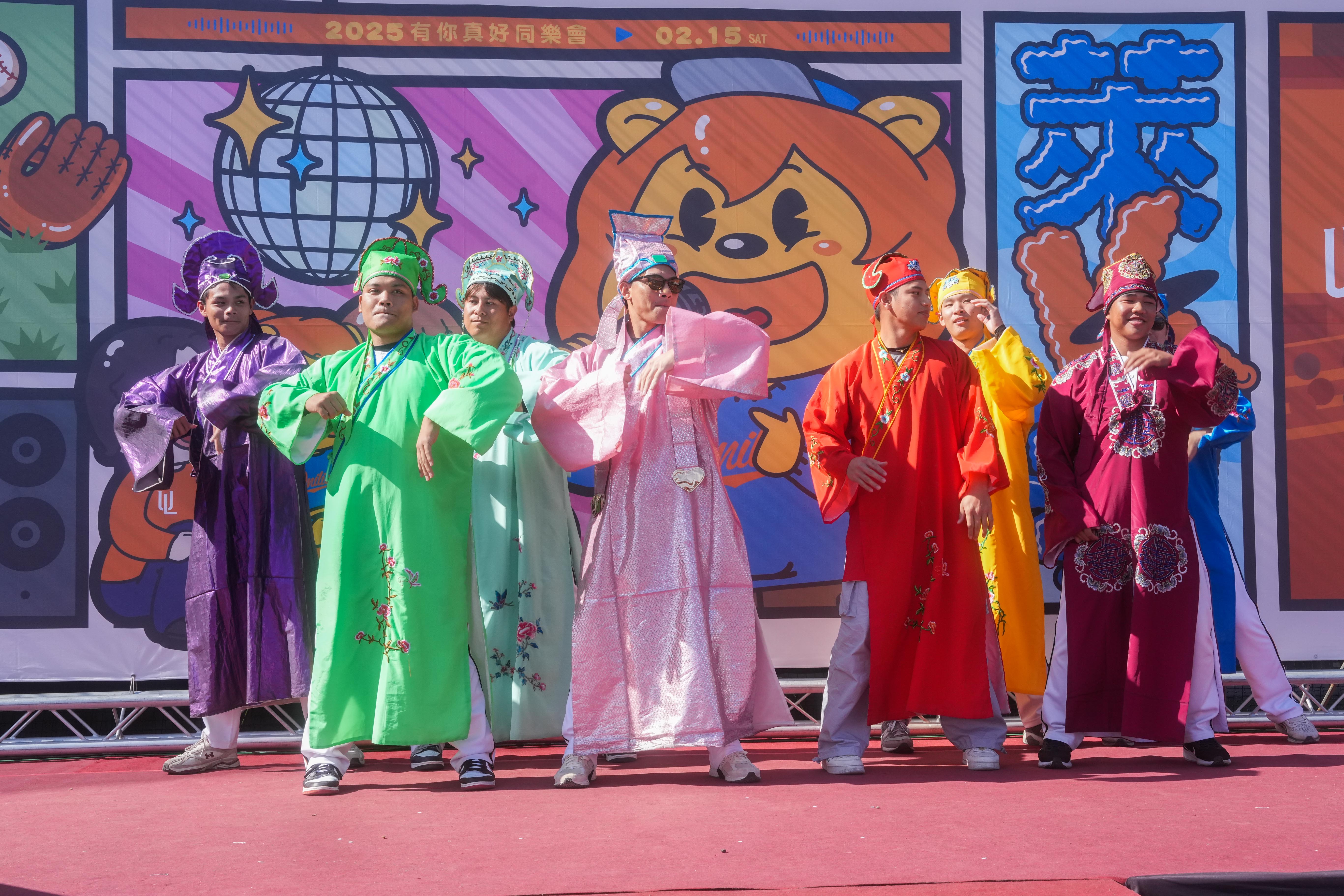 統一獅》萊K歌有你真好同樂會 陳聖平大秀16蹲 - TSNA體育新聞團隊