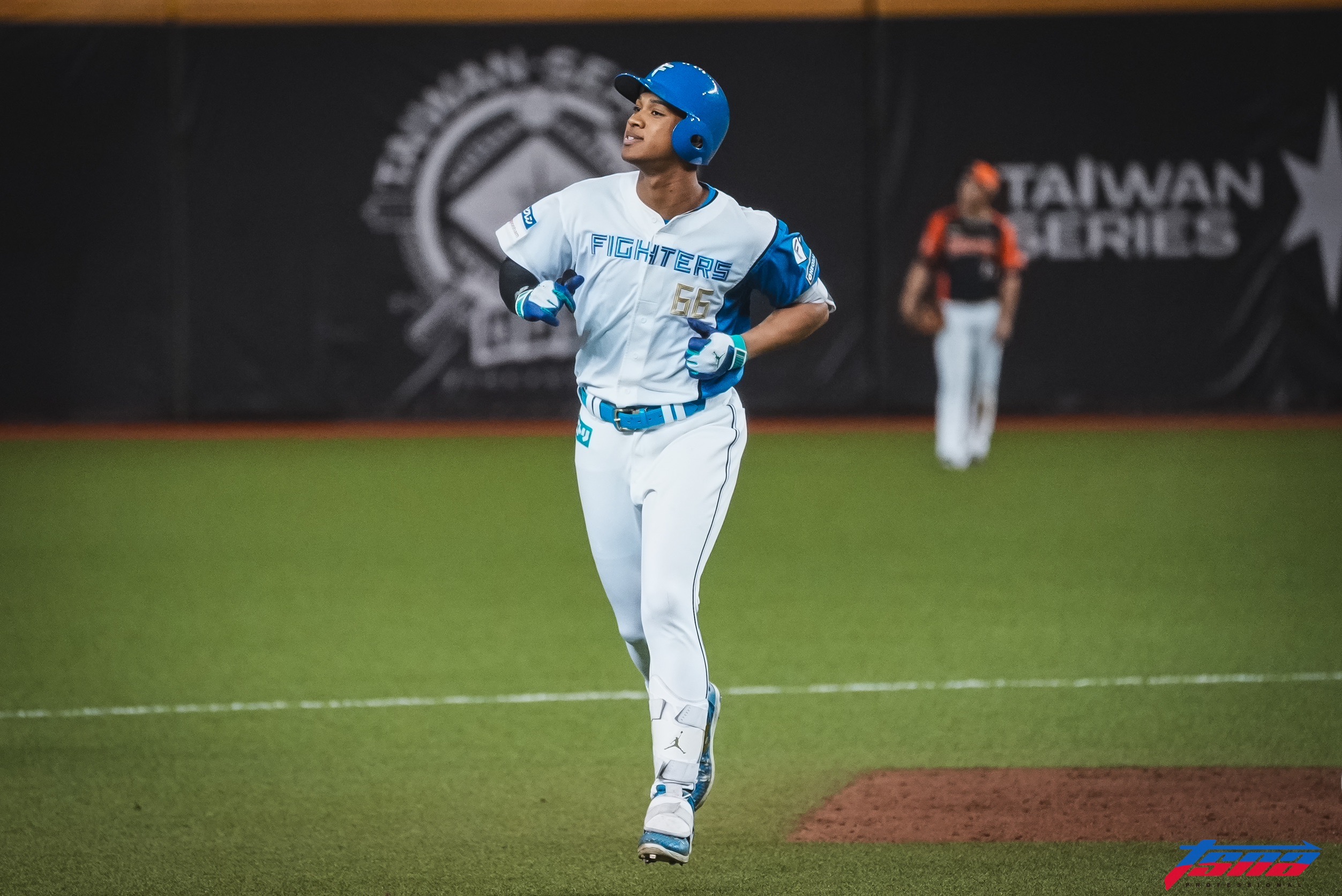 火腿交流賽》万波中正2分砲「炸裂」大巨蛋 火腿3比0完封統一獅 - TSNA體育新聞團隊