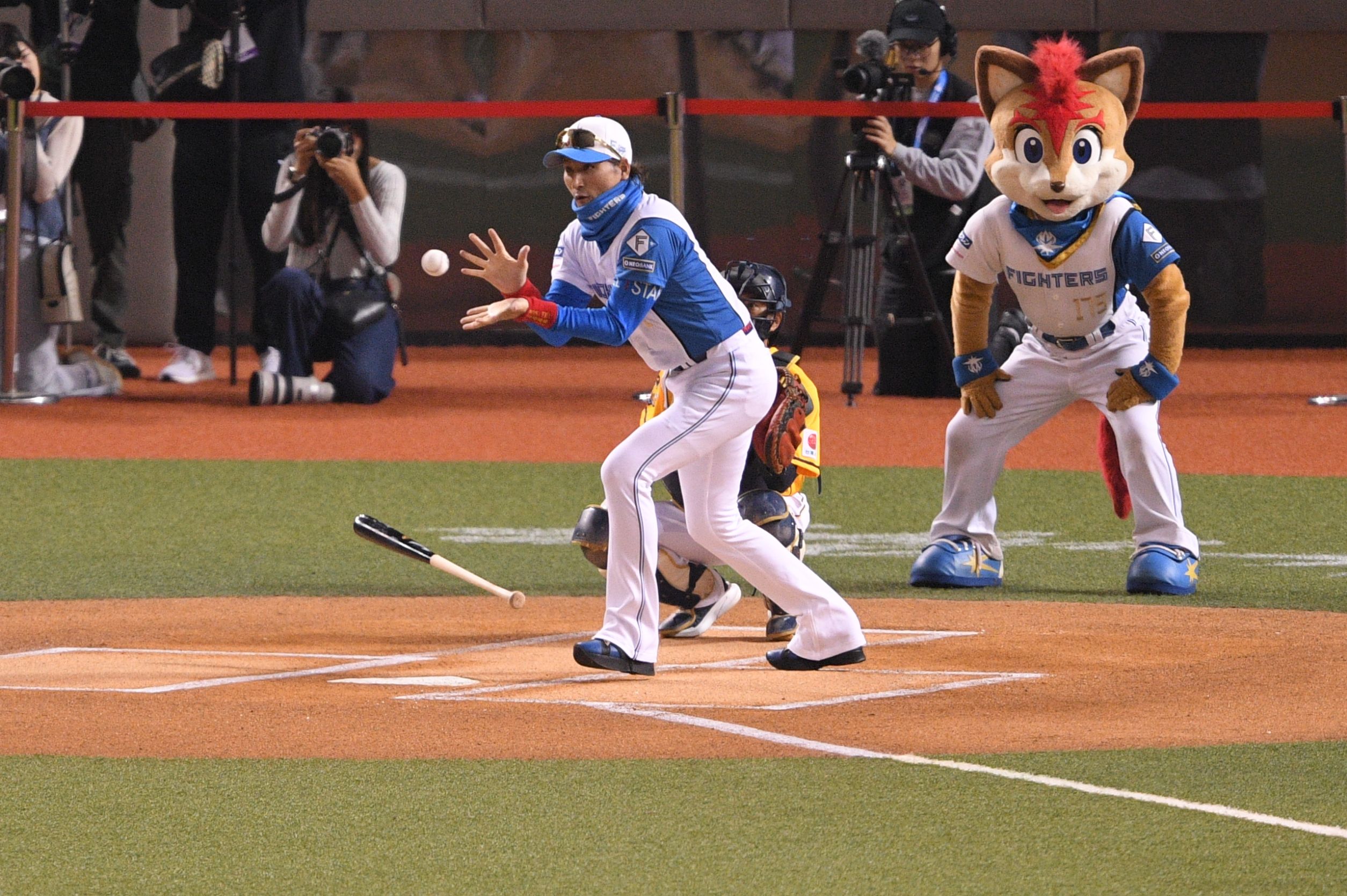 火腿交流賽》 兩隊一軍打線應戰 新庄剛志脫掉口罩竟徒手接開球嘉賓的球 - TSNA體育新聞團隊