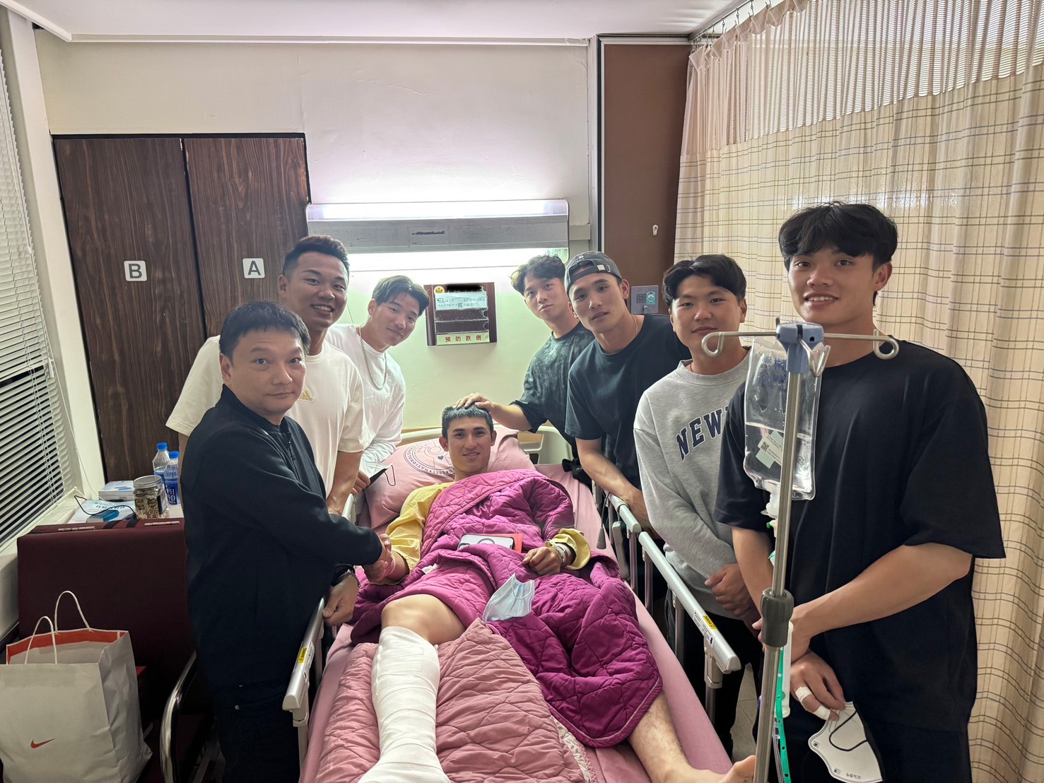 台鋼雄鷹》陳文杰骨折球季提前報銷 王柏融等多位隊友赴醫院為他加油 - TSNA體育新聞團隊