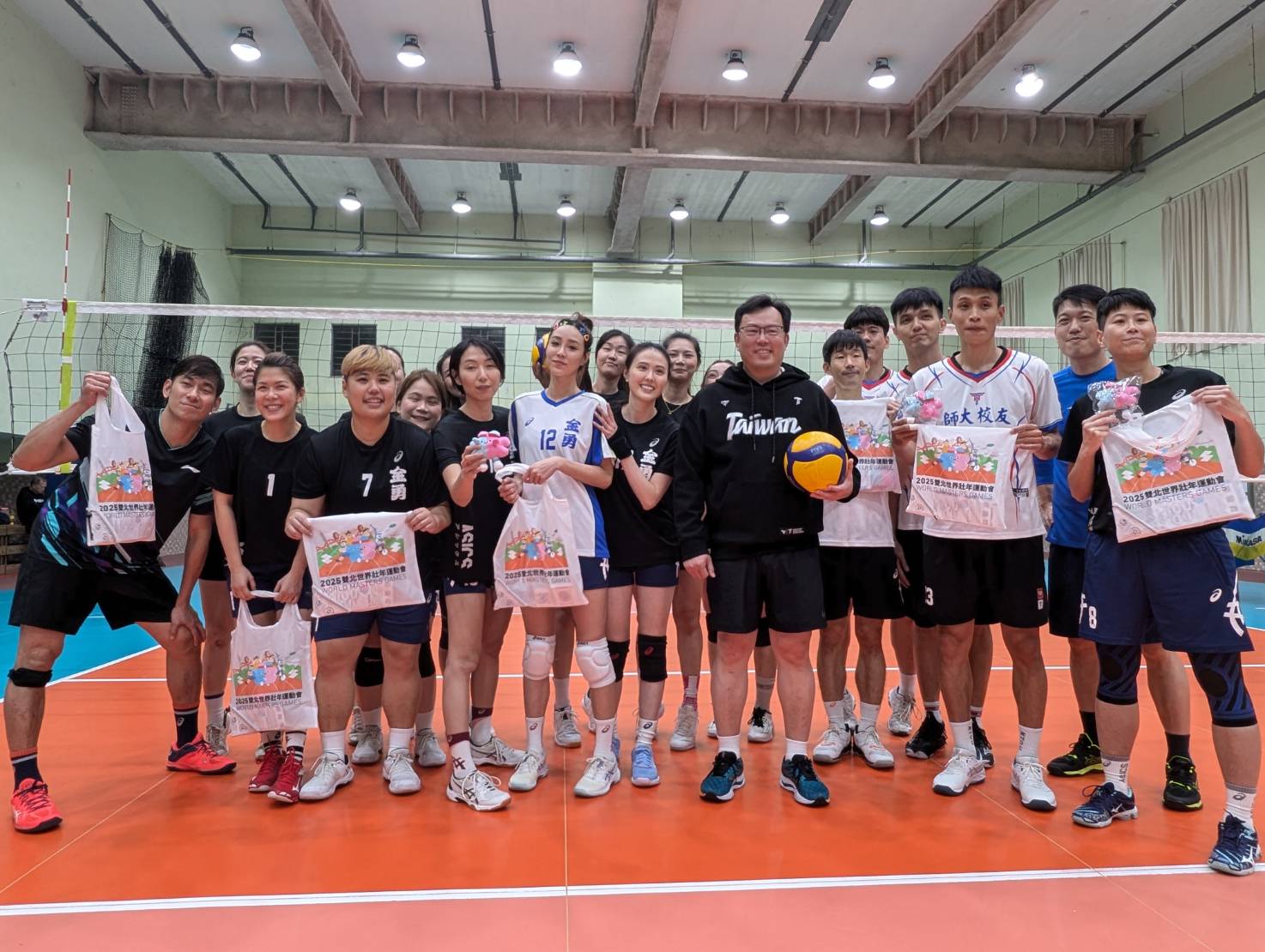 世壯運》鄭世忠小秀殺球眾人驚呼 下場笑說：左手好像拉到了 - TSNA體育新聞團隊