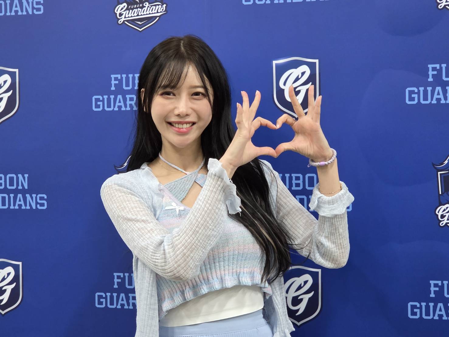 富邦悍將》期待跟李珠珢一起應援 「FA女神」李雅英現身新莊球場 - TSNA體育新聞團隊