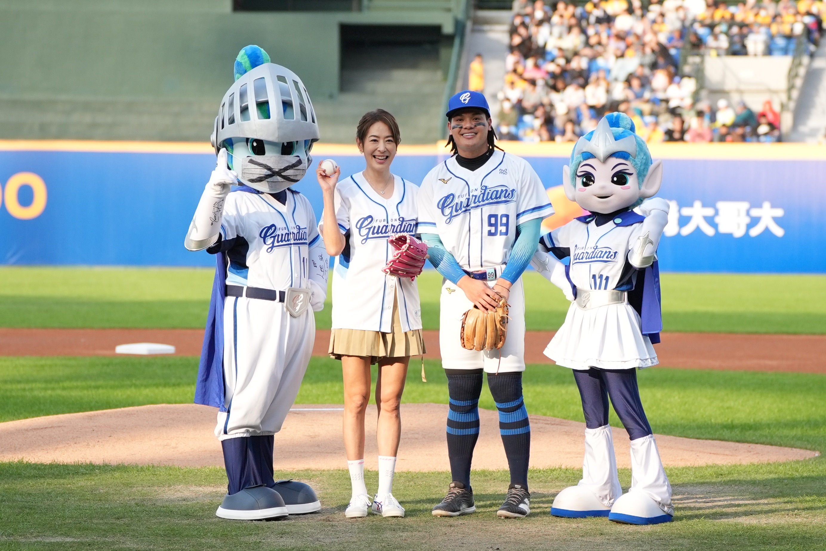 富邦悍將》101「賈董」賈永婕站投手丘開球 明年鐵衝東京看經典賽 - TSNA體育新聞團隊