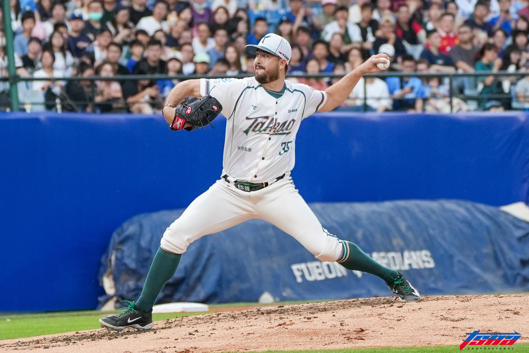 台鋼雄鷹》少見起水泡可能與卡特球有關係 艾速特透露對左、右打差異 - TSNA體育新聞團隊