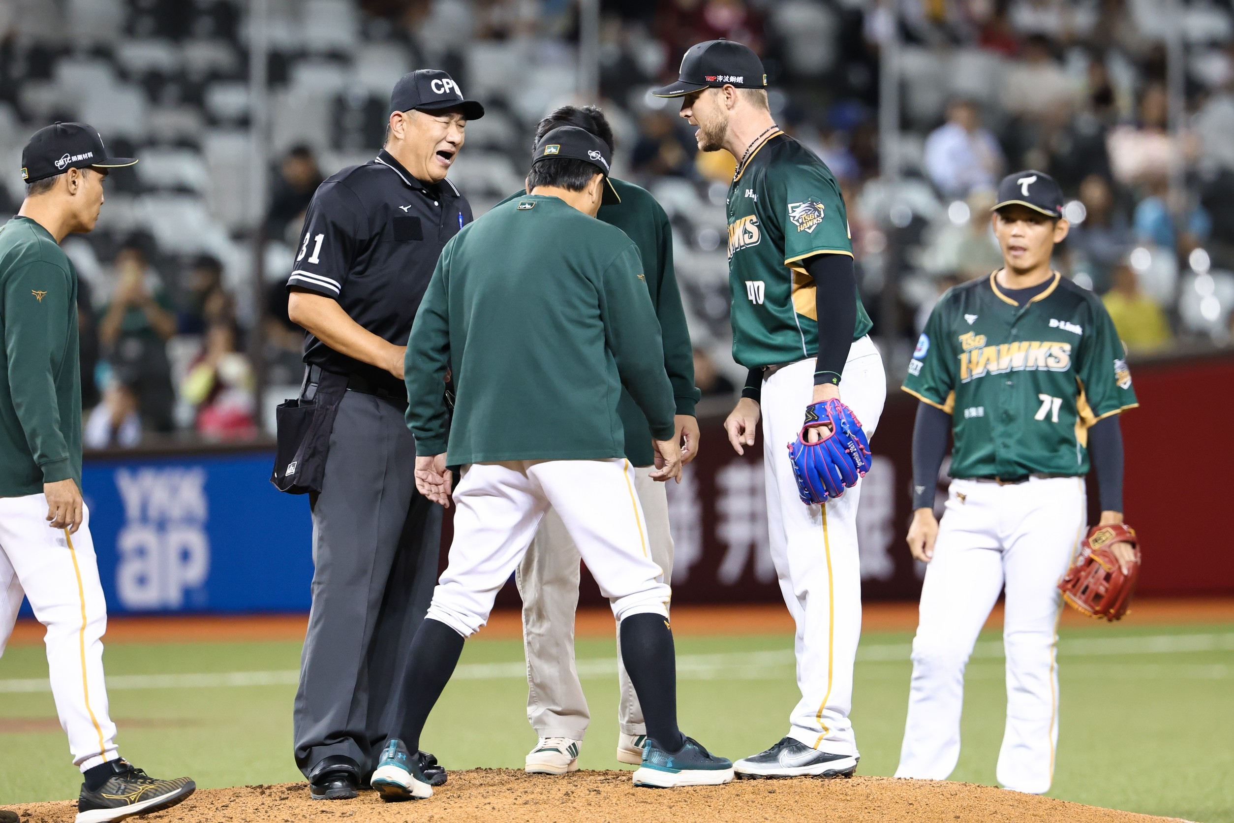 台鋼雄鷹》「牽制是我的武器之一」 後勁談第3局次數爭議 - TSNA體育新聞團隊