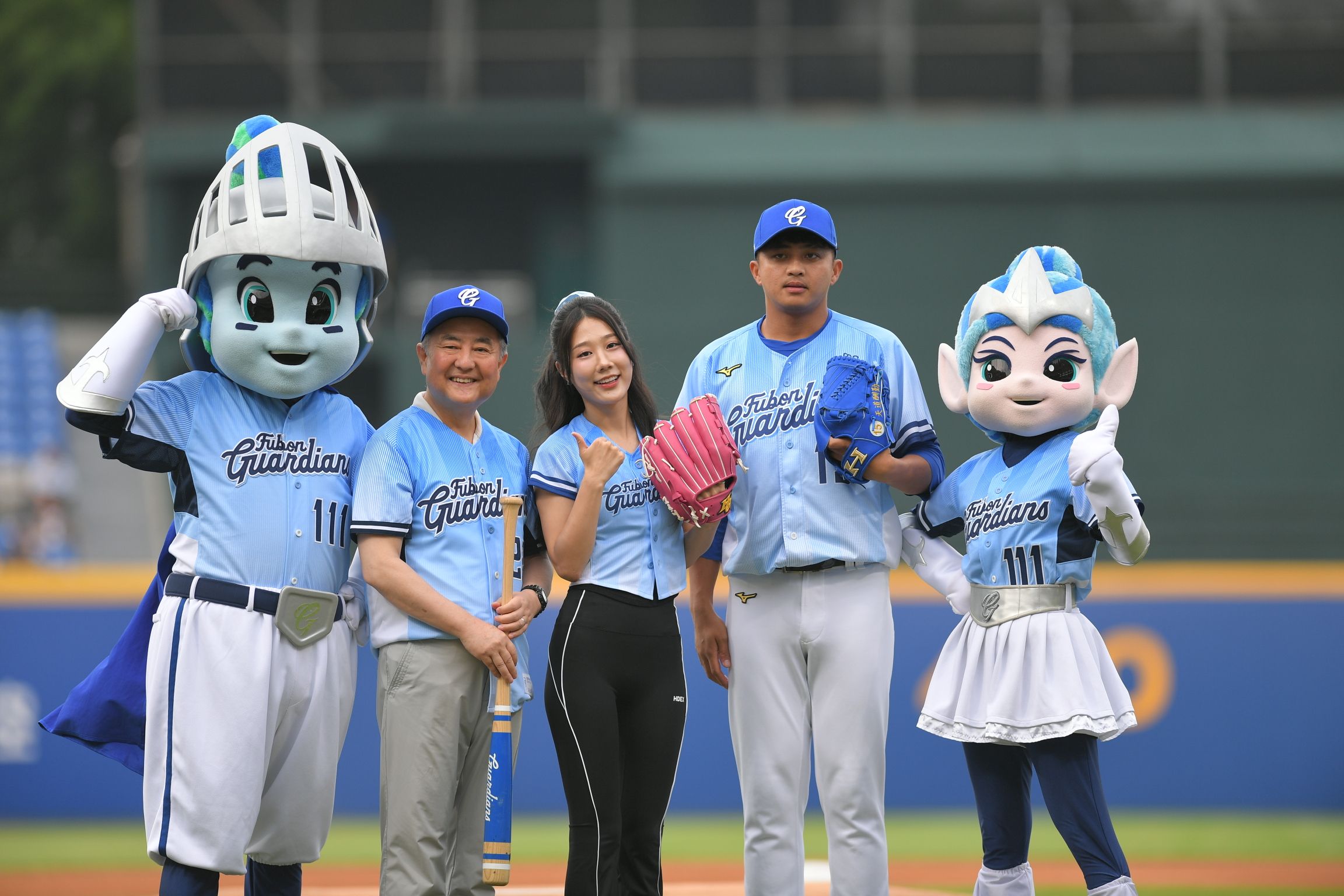 富邦悍將》影／百萬YouTuber金珍菇首度開球超緊張 看韓援風：我10年前就來 - TSNA體育新聞團隊