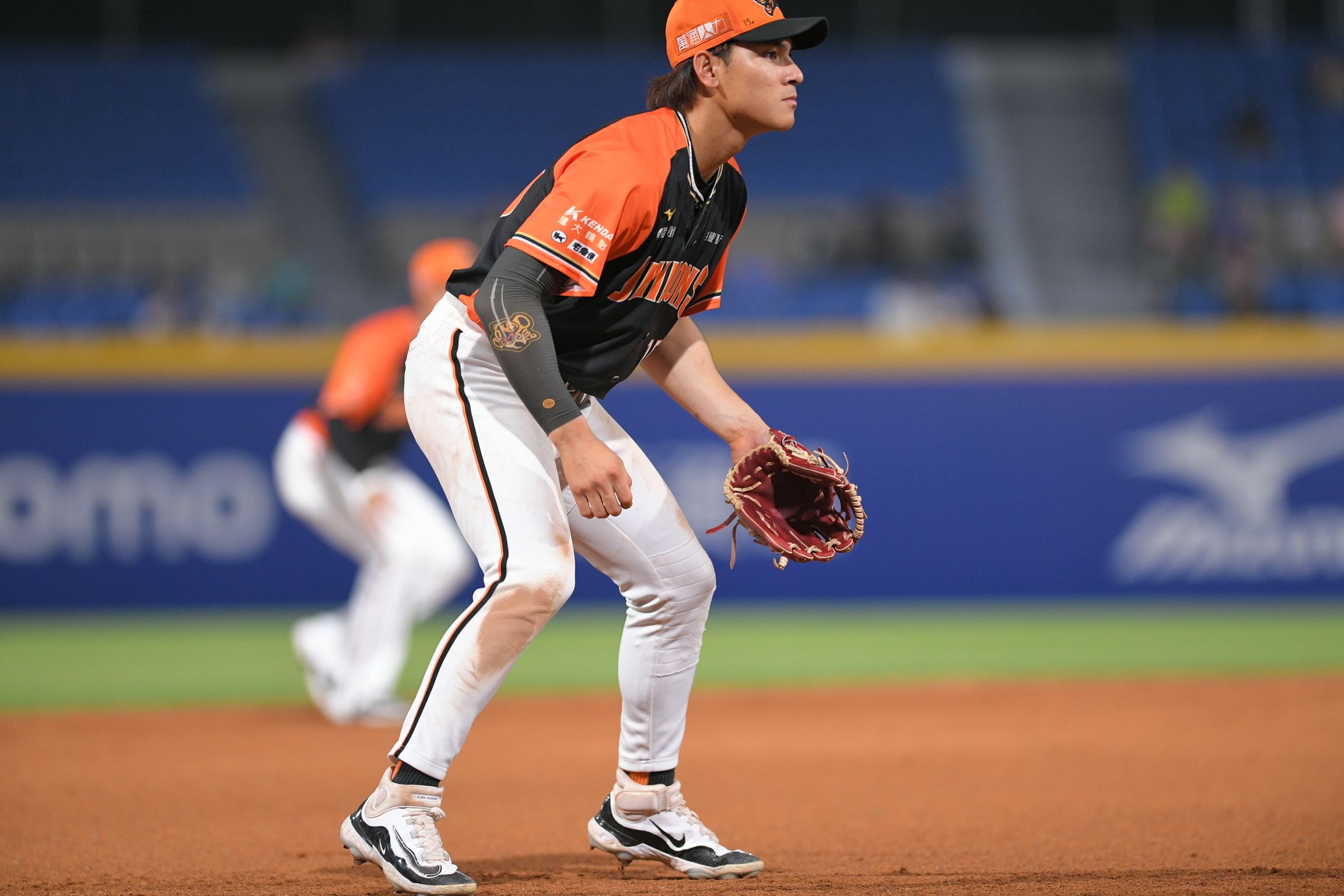 統一獅》影／陳聖平游擊2次失誤比賽中被換守位 餅總說原因 - TSNA體育新聞團隊