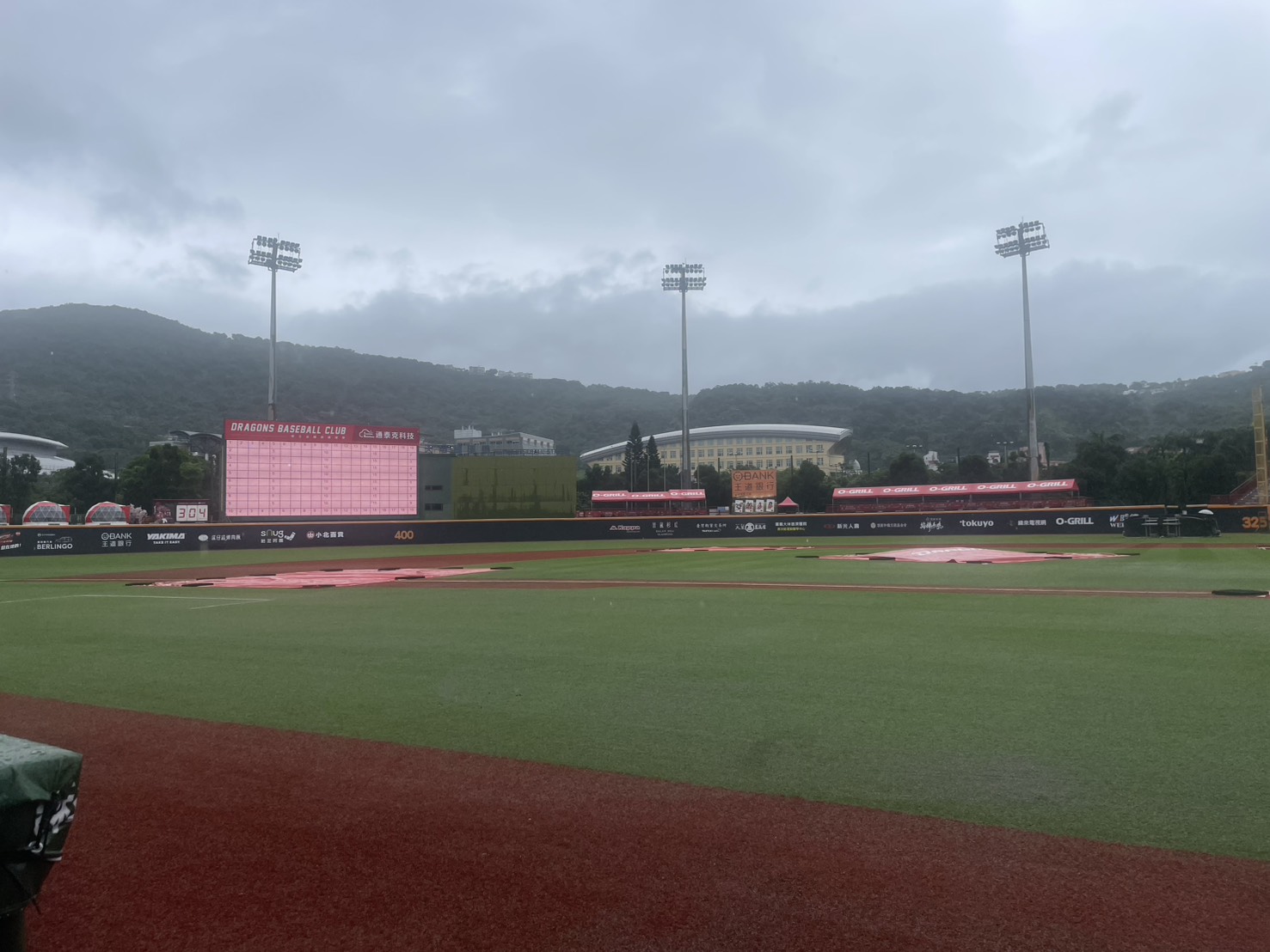 中職》天母大雨不斷！ 味全龍與樂天桃猿之戰確定再度延賽 - TSNA體育新聞團隊
