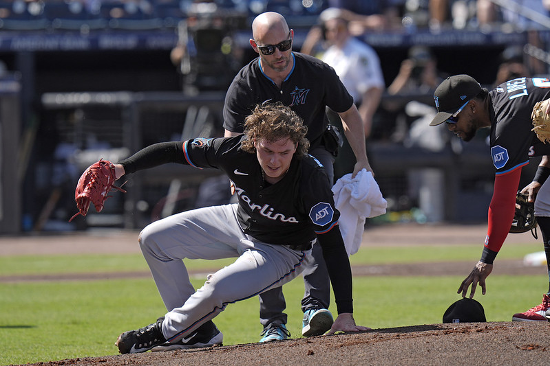 MLB》熱身完遭捕手傳球砸頭 馬林魚Weathers戲稱像派大星 - TSNA體育新聞團隊