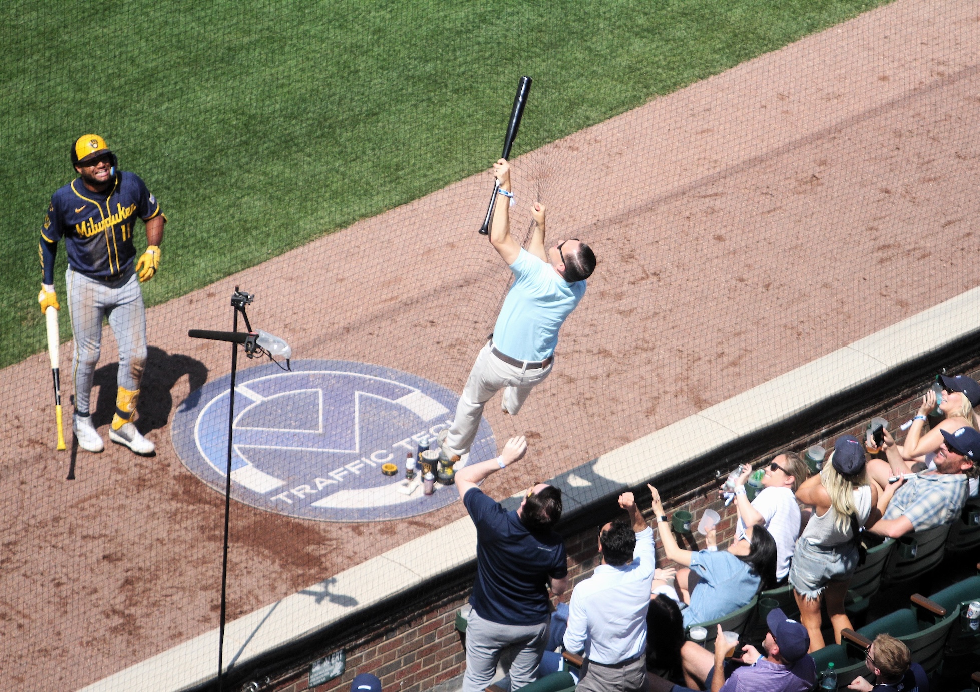 MLB》影／驚見球迷化身「蜘蛛人」攀網取球棒 一度被帶往球場內部又回到座位 還獲簽名紀念 - TSNA體育新聞團隊
