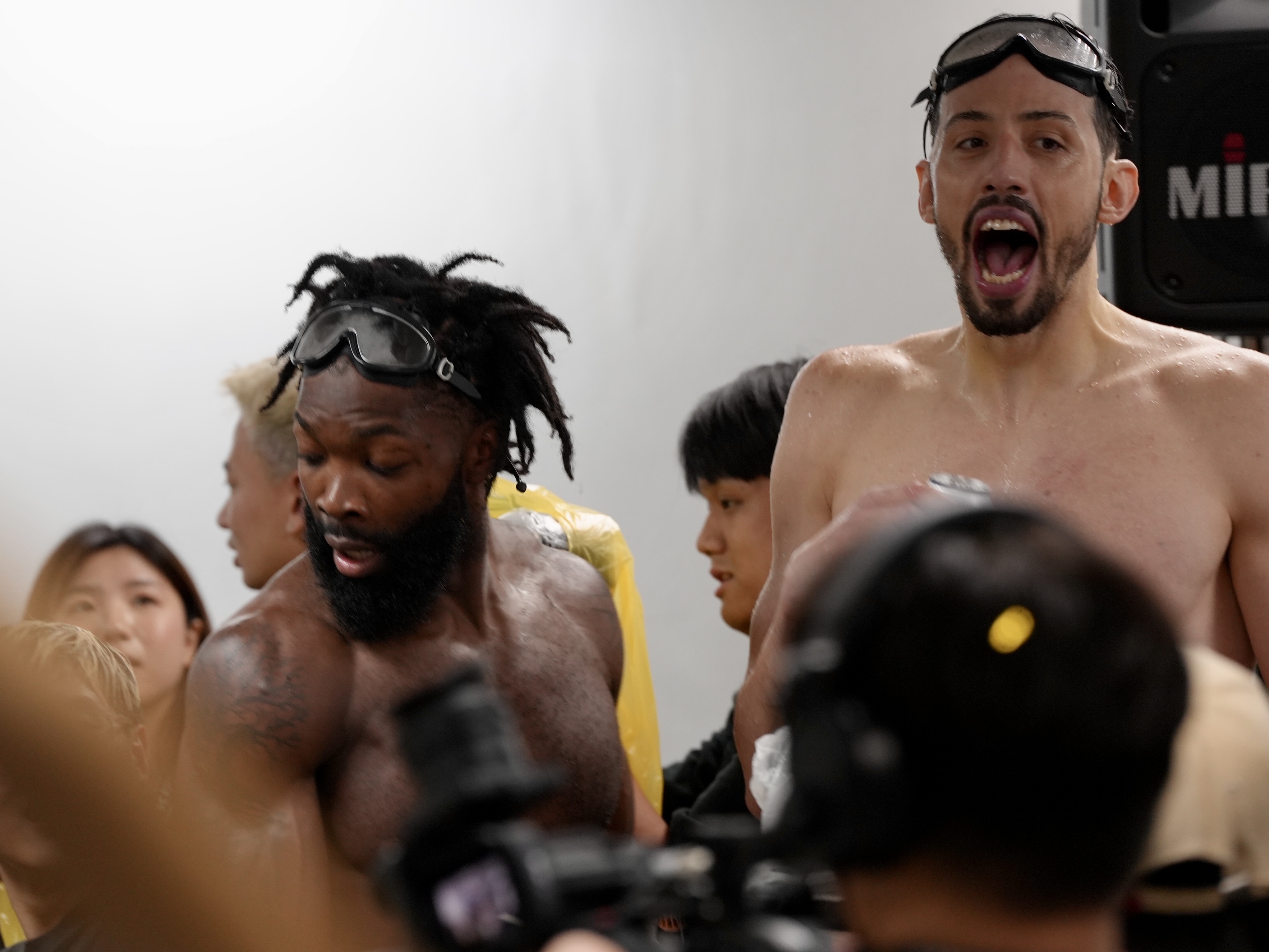 TPBL》沃許本、曼尼高裸上半身進入賽後記者會 「強行」帶走林書豪慶祝 - TSNA體育新聞團隊