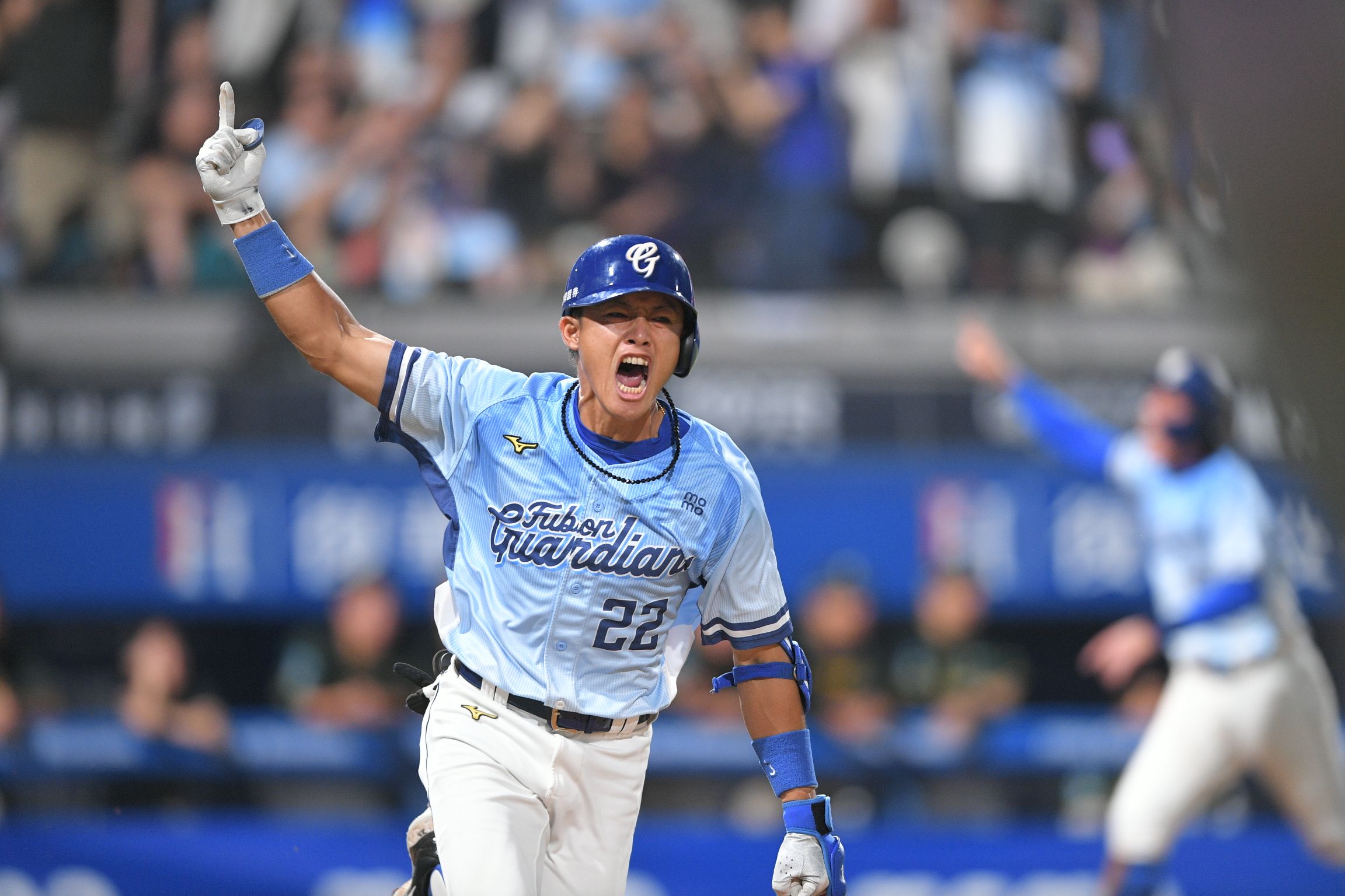 富邦悍將》相隔8年的再見安打 李宗賢今年第1個MVP情緒潰堤爆哭 - TSNA體育新聞團隊