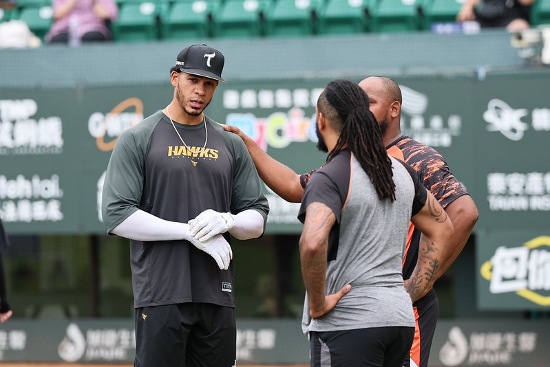 台鋼雄鷹》魔鷹與梅賽斯相擁哭泣 今晚4棒DH先發 - TSNA體育新聞團隊
