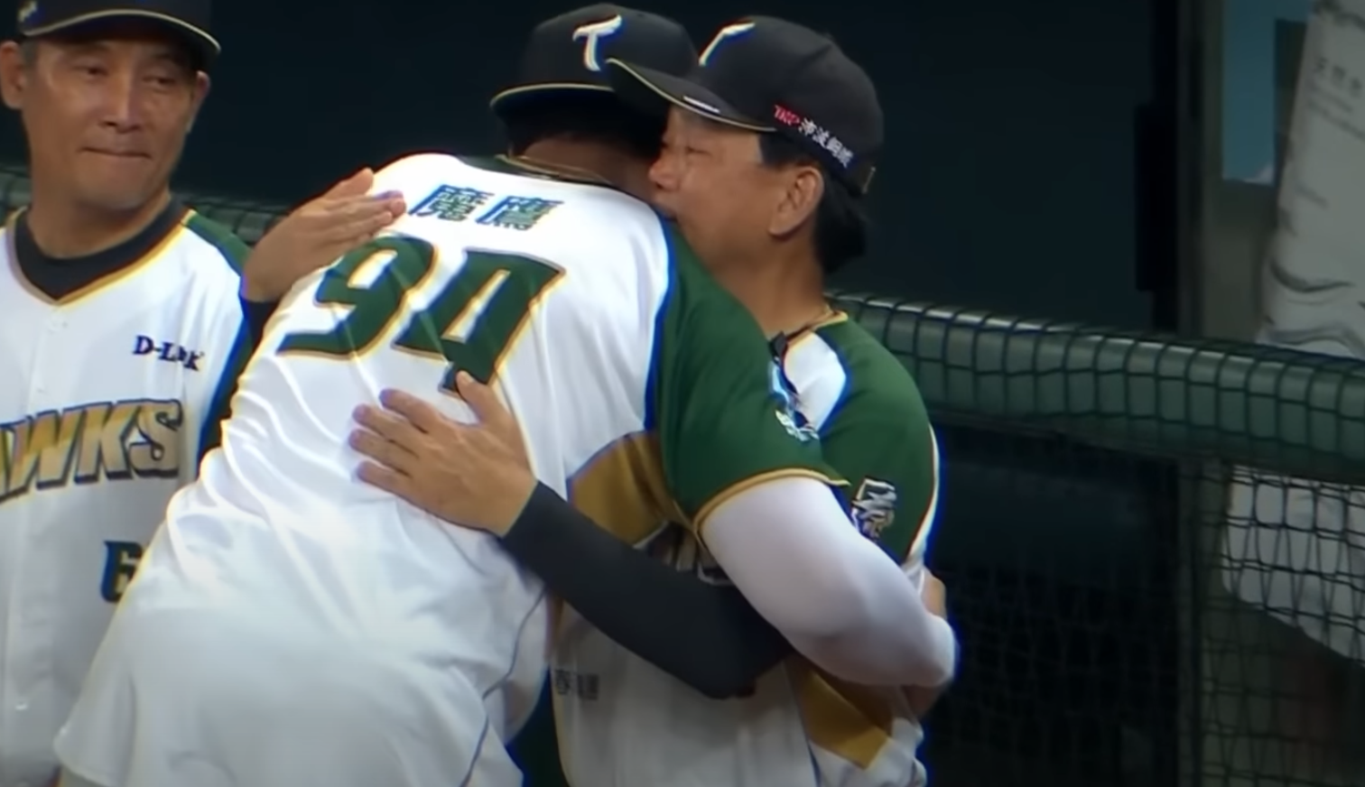 台鋼雄鷹》跟魔鷹擁抱後潸然淚下！ 洪總能感同身受 - TSNA體育新聞團隊