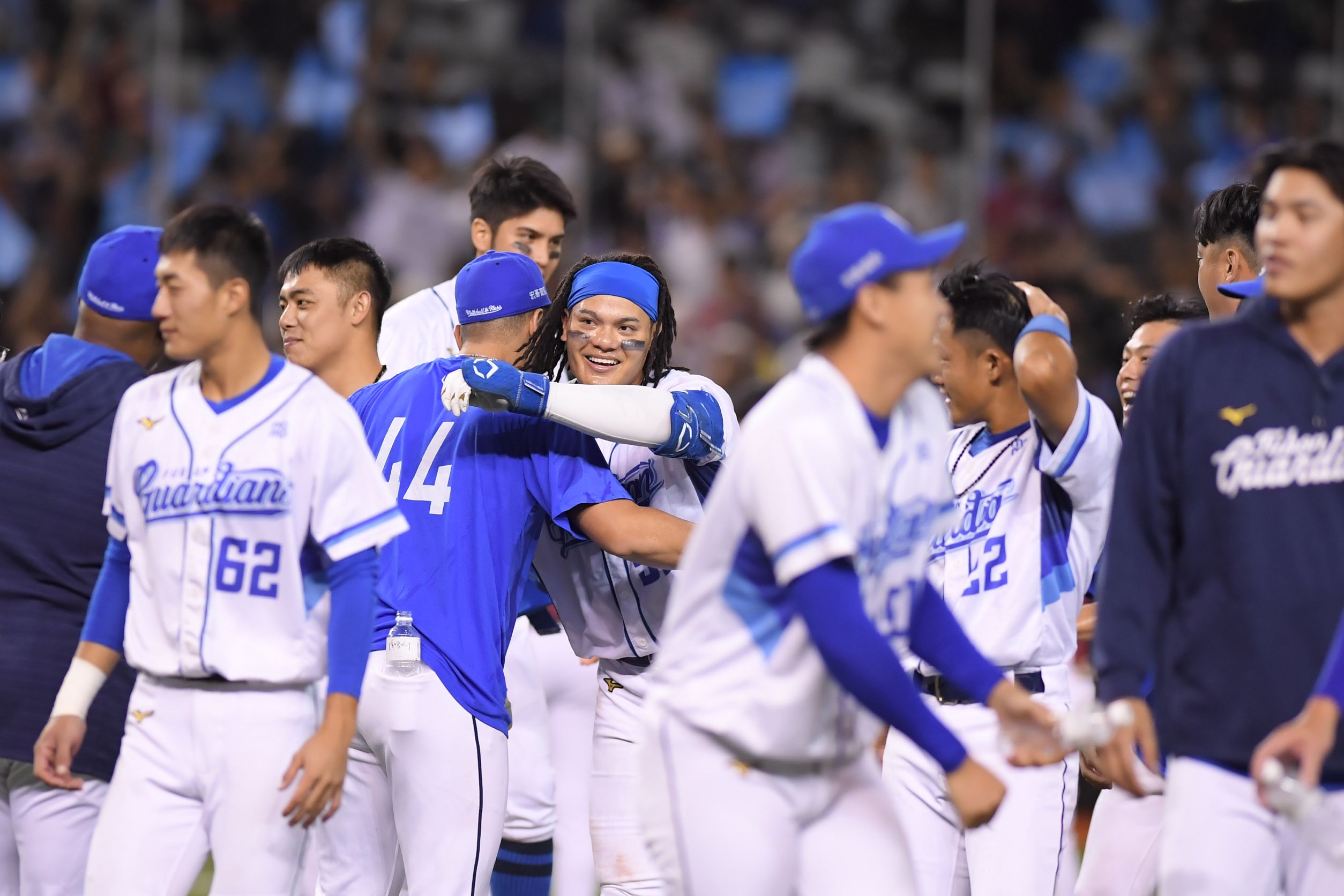 富邦悍將》返台第2支再見轟 張育成寫台北大巨蛋1項紀錄 - TSNA體育新聞團隊