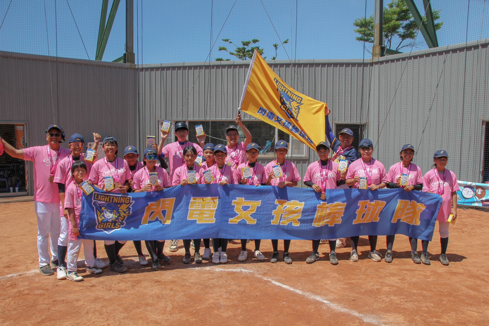 全國社區棒球賽》李紫婷場內全壘打！閃電女孩A隊擊退花蓮水源國小 奪U12女子組冠軍 - TSNA體育新聞團隊