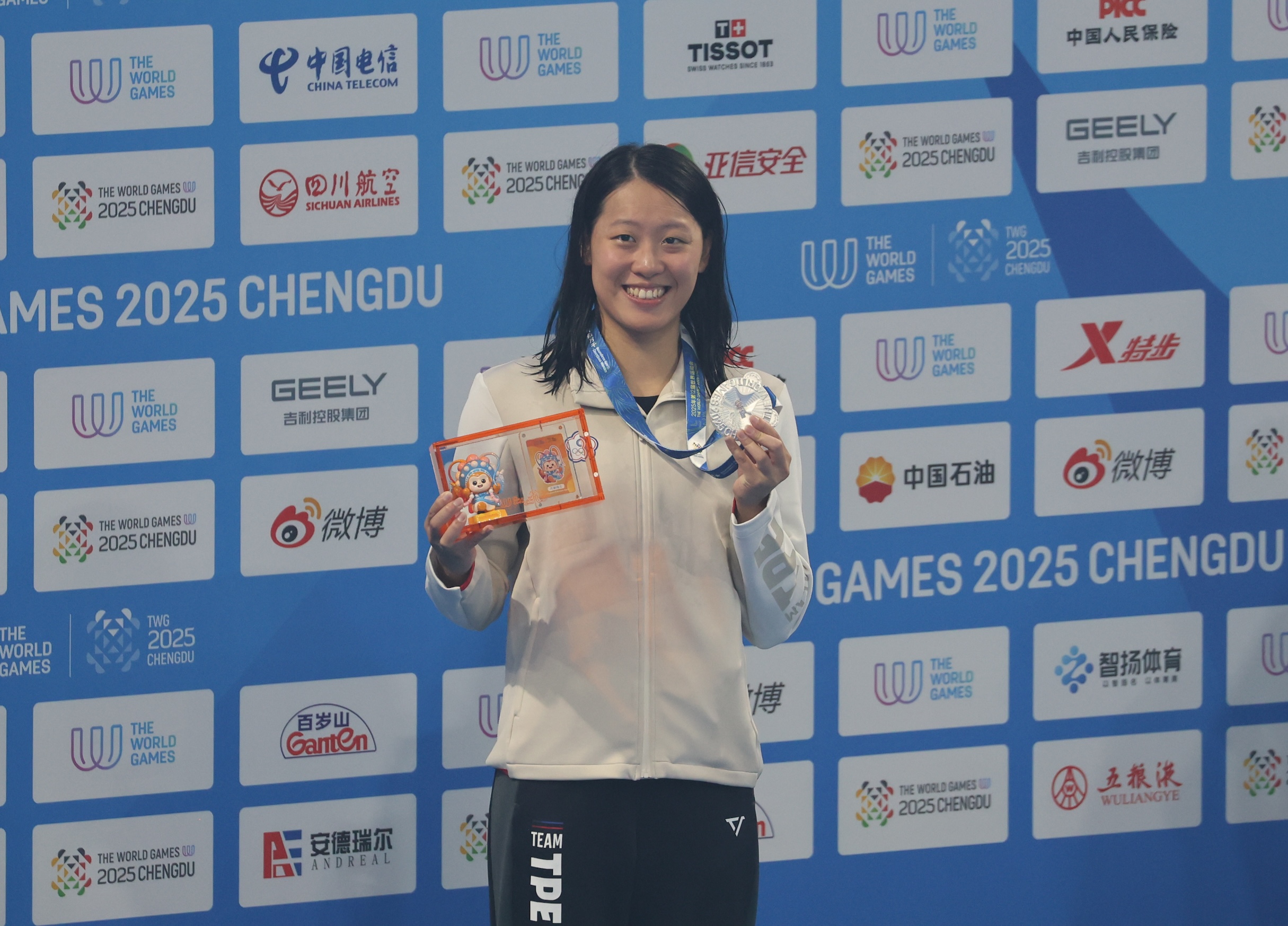 成都世運會》女子雙蹼50公尺 掌旗官黃渼茜「泳」奪銀牌 - TSNA體育新聞團隊