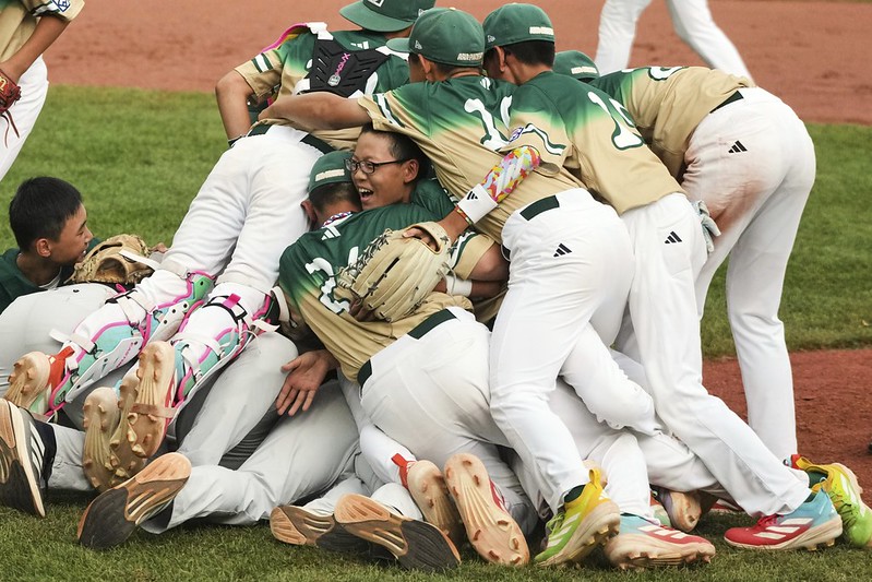 MLB》世界冠軍東園國小看MLB Soto一一簽名留念 - TSNA體育新聞團隊