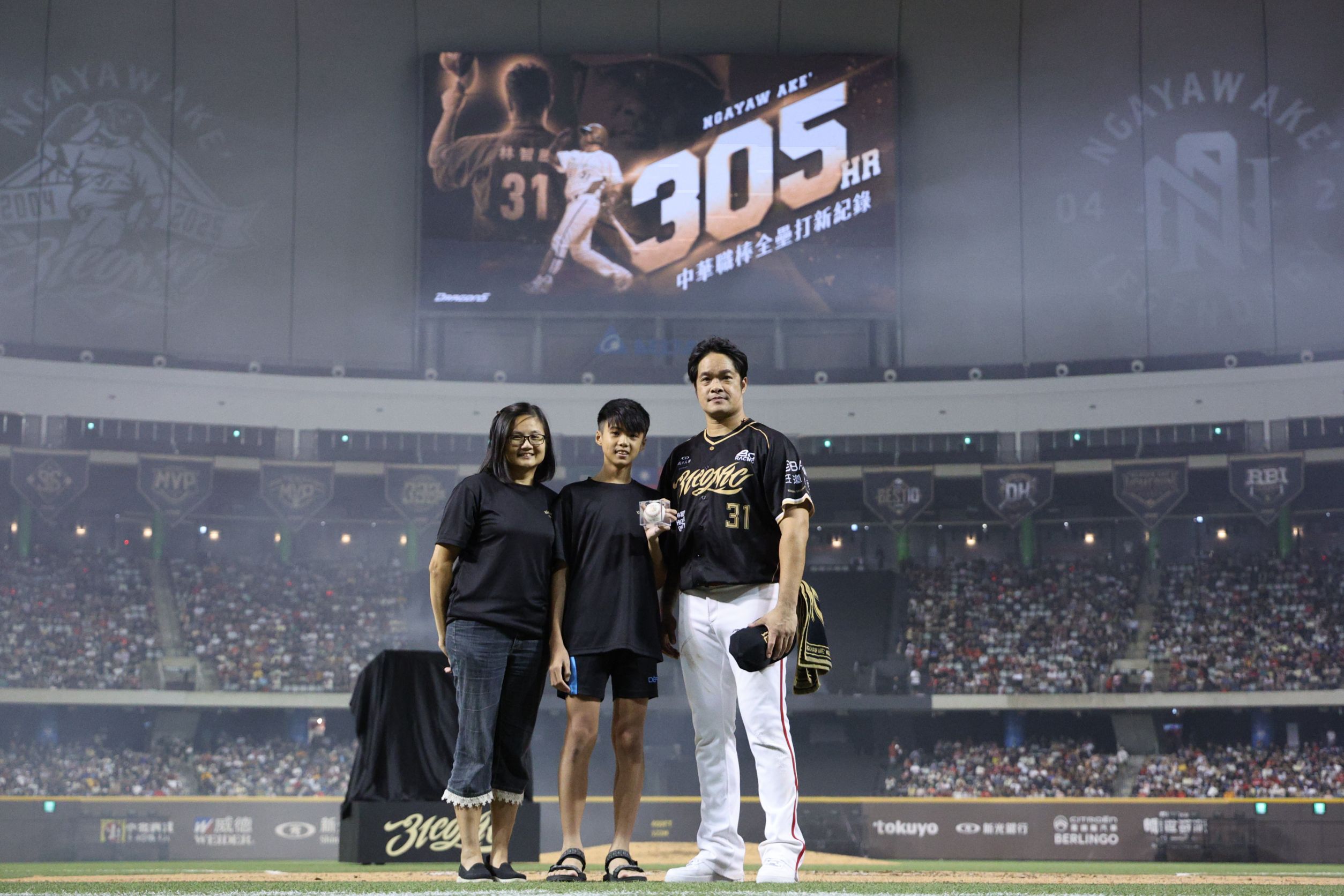 林智勝引退》母子球迷撿到第305轟球主動歸還 3人賽後大巨蛋合照 - TSNA體育新聞團隊