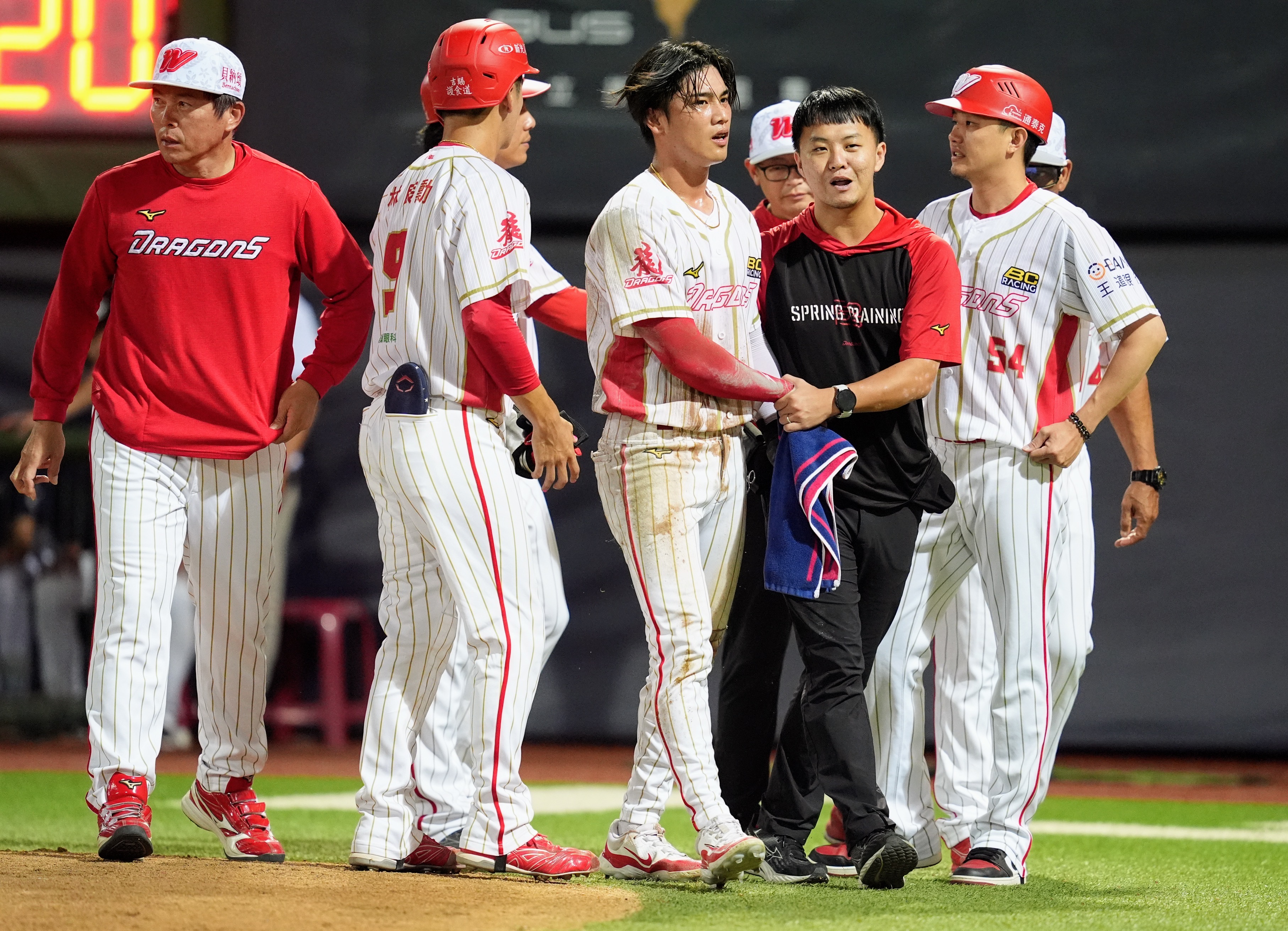 味全龍》曾聖安手指脫臼變「W」 郭天信聽到他說「我不想下去」差點落淚 - TSNA體育新聞團隊