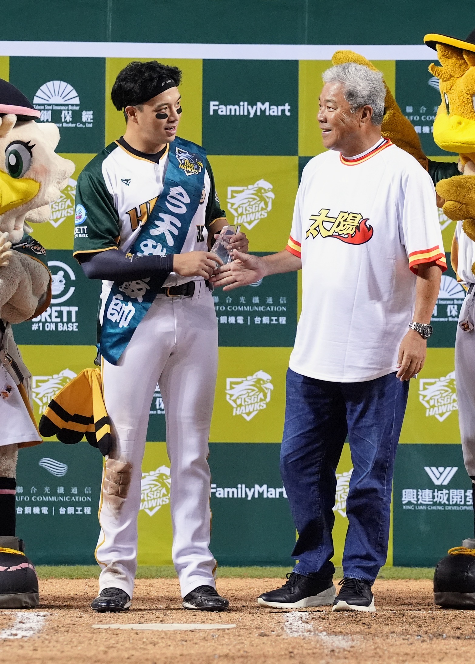 台鋼雄鷹》爸爸吳復連親自頒獎！得點圈打擊聯盟第一 吳念庭：有下功夫研究 - TSNA體育新聞團隊