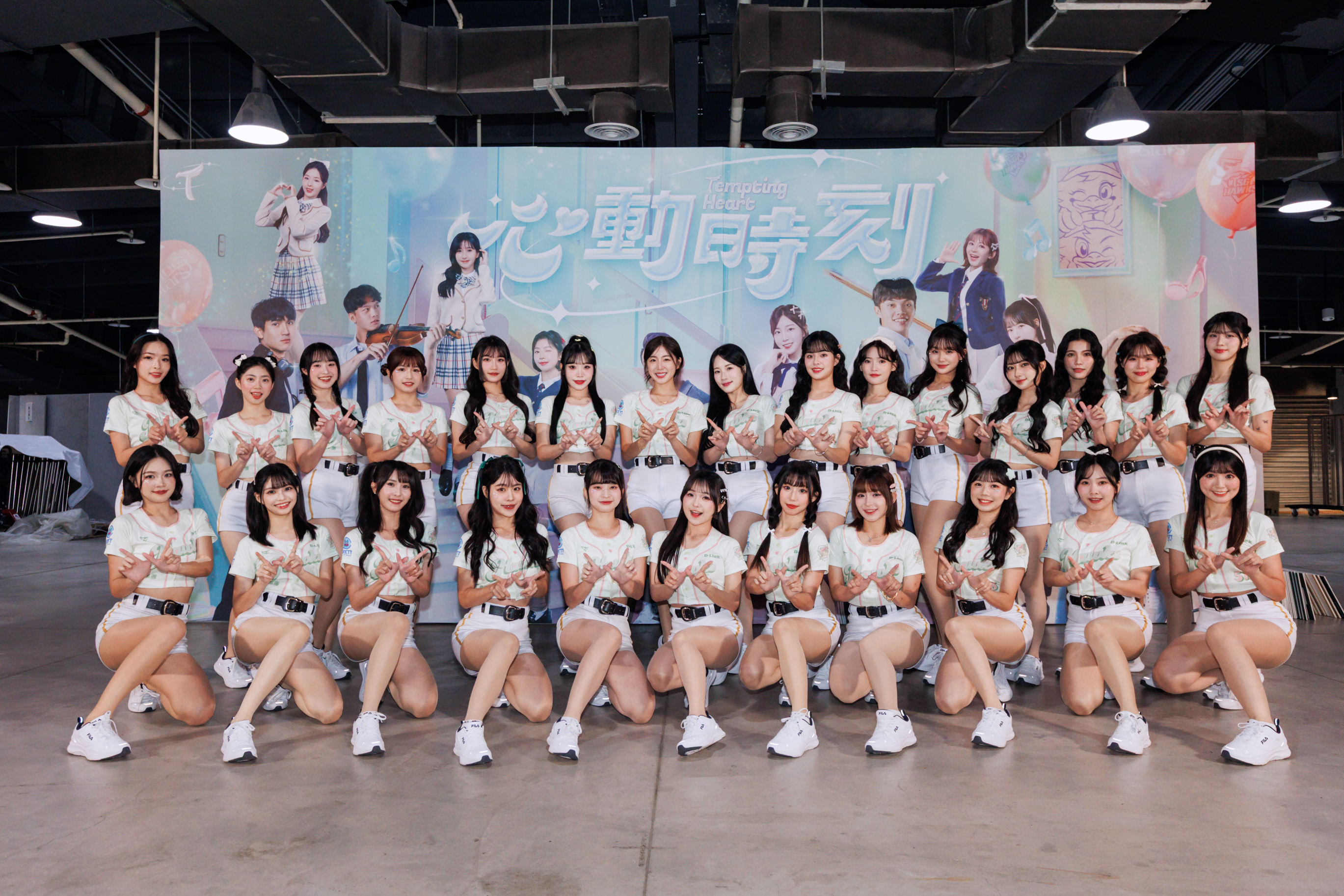 台鋼雄鷹》北伐成功！ Wing Stars啦啦隊26位成員大巨蛋復古亮相 - TSNA體育新聞團隊